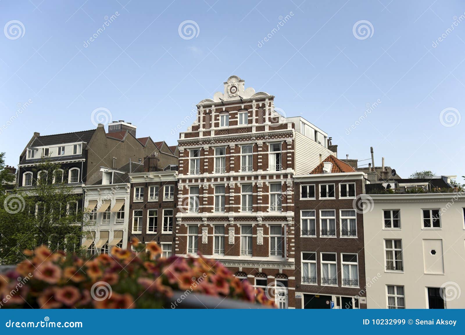 Typische Nederlandse Huizen in Amsterdam Stock Afbeelding - Image of ...