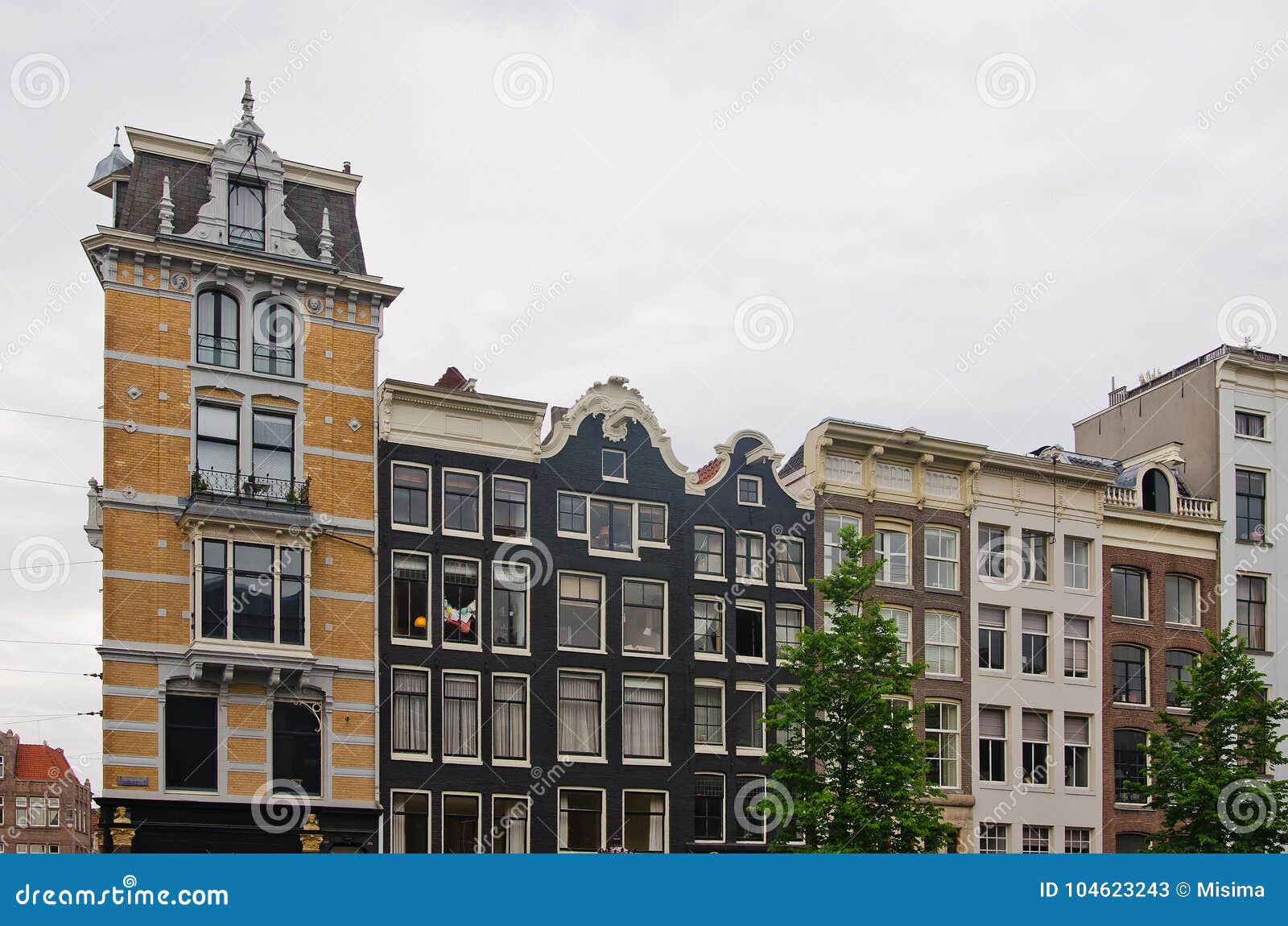 Typische Nederlandse Huizen in Amsterdam Stock Afbeelding - Image of ...