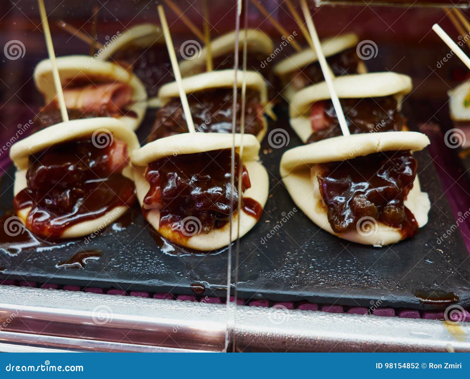 Typische Traditionelle Spanische Tapas Stockfoto - Bild von ...