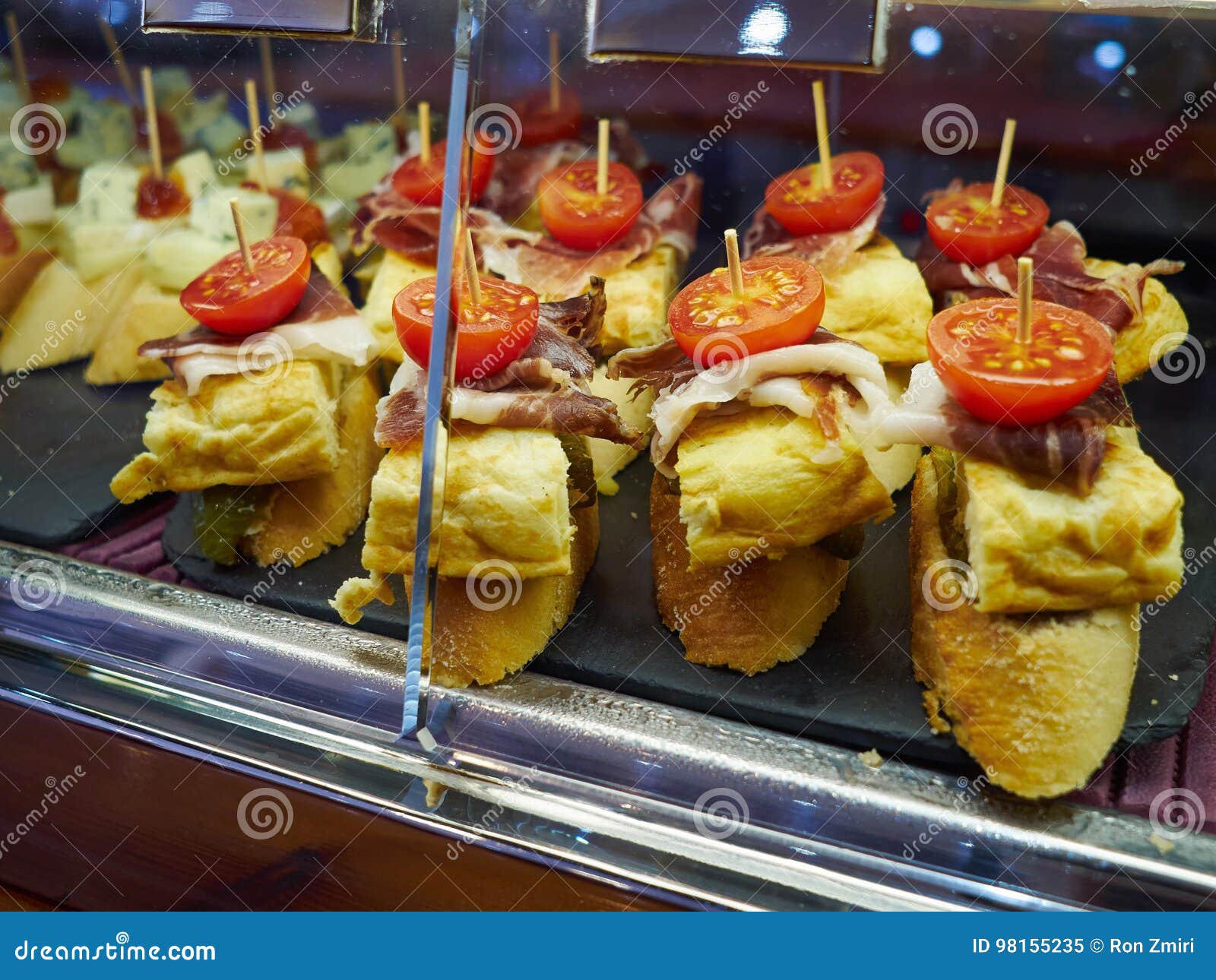 Typische Traditionelle Spanische Tapas Stockbild - Bild von abendessen ...