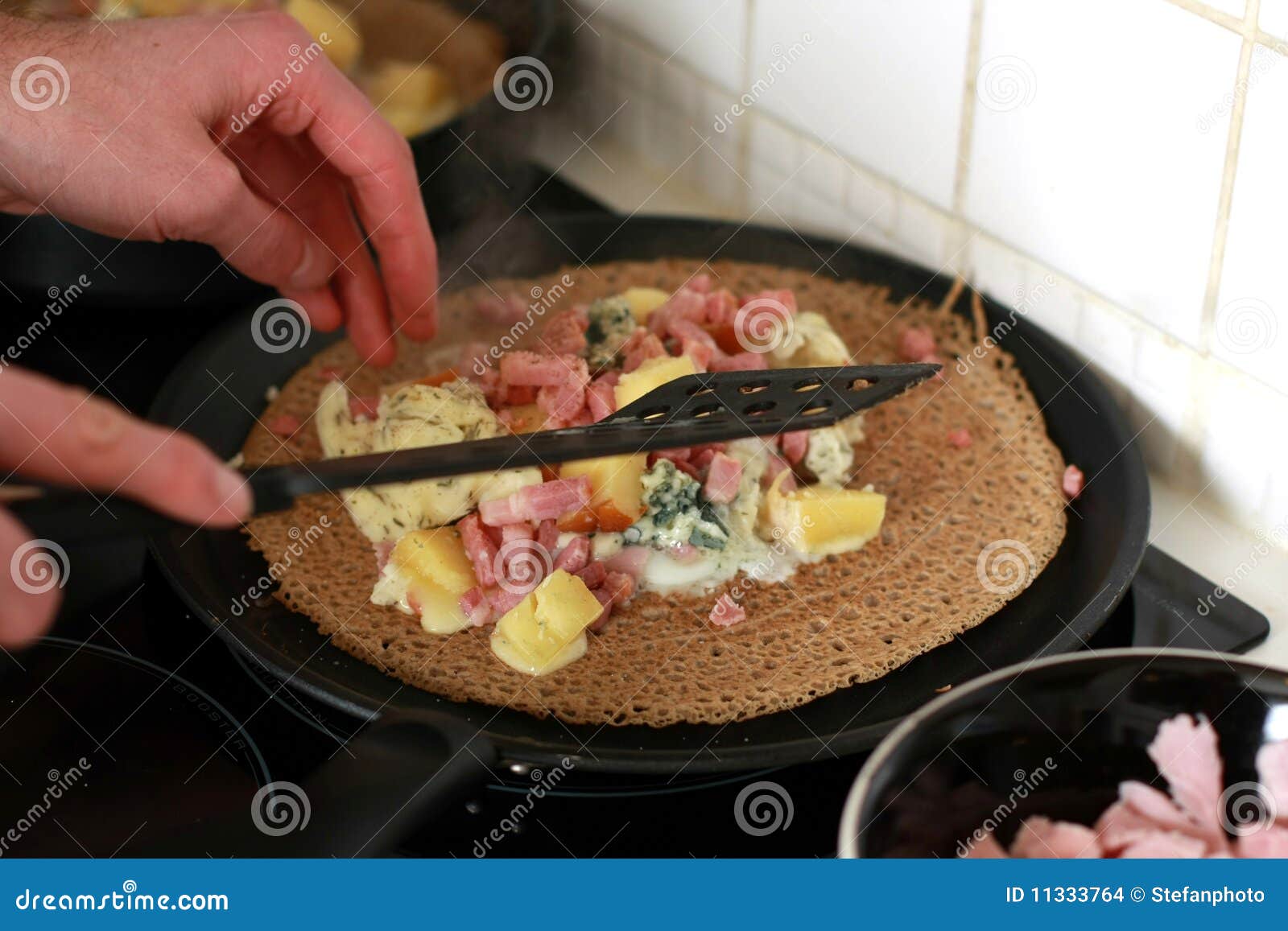Typischer Französischer Teller: Galette Stockfoto - Bild von fleisch ...