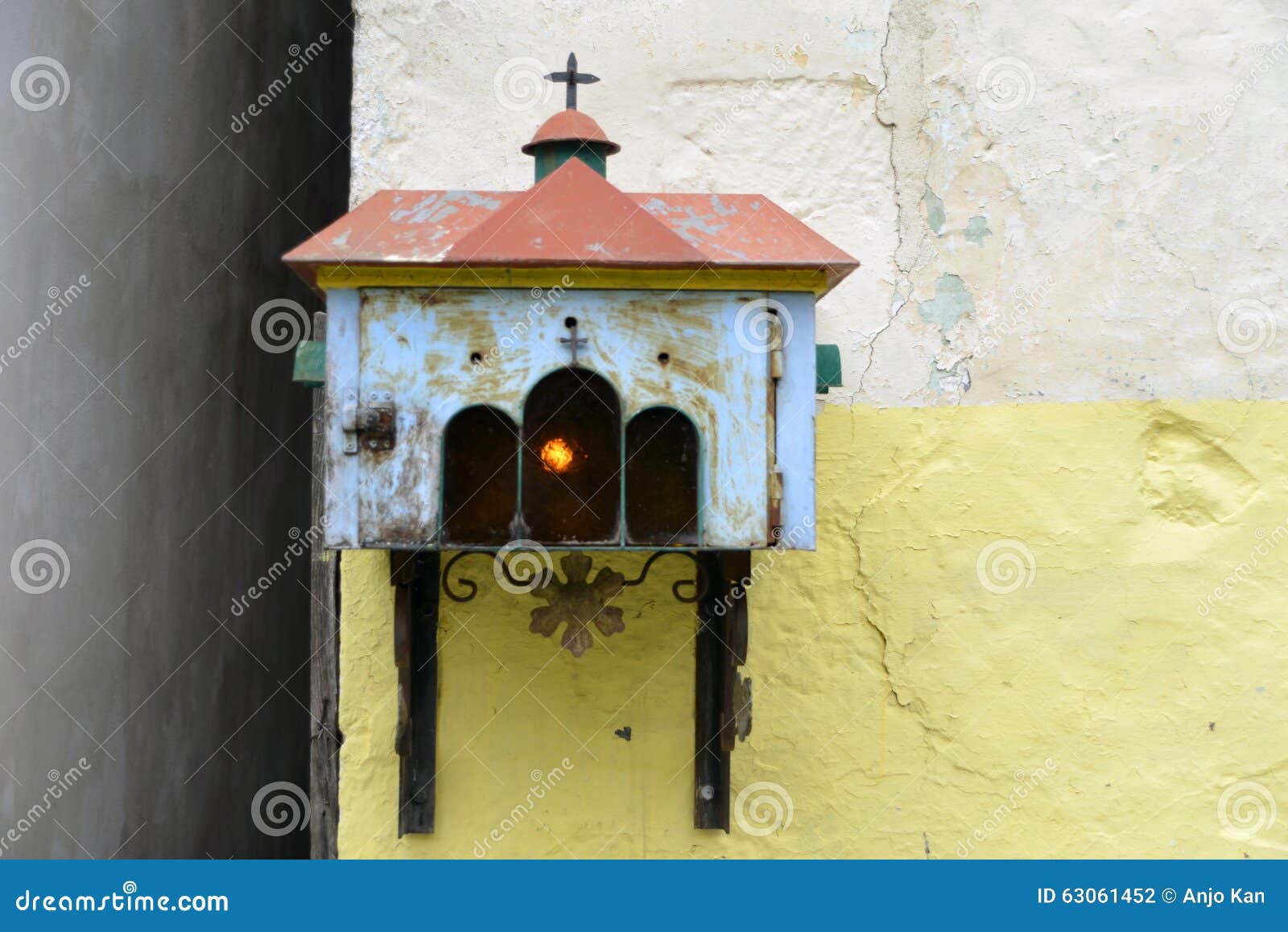 Typischer Griechischer Altar Auf Bunter Wand Redaktionelles ...