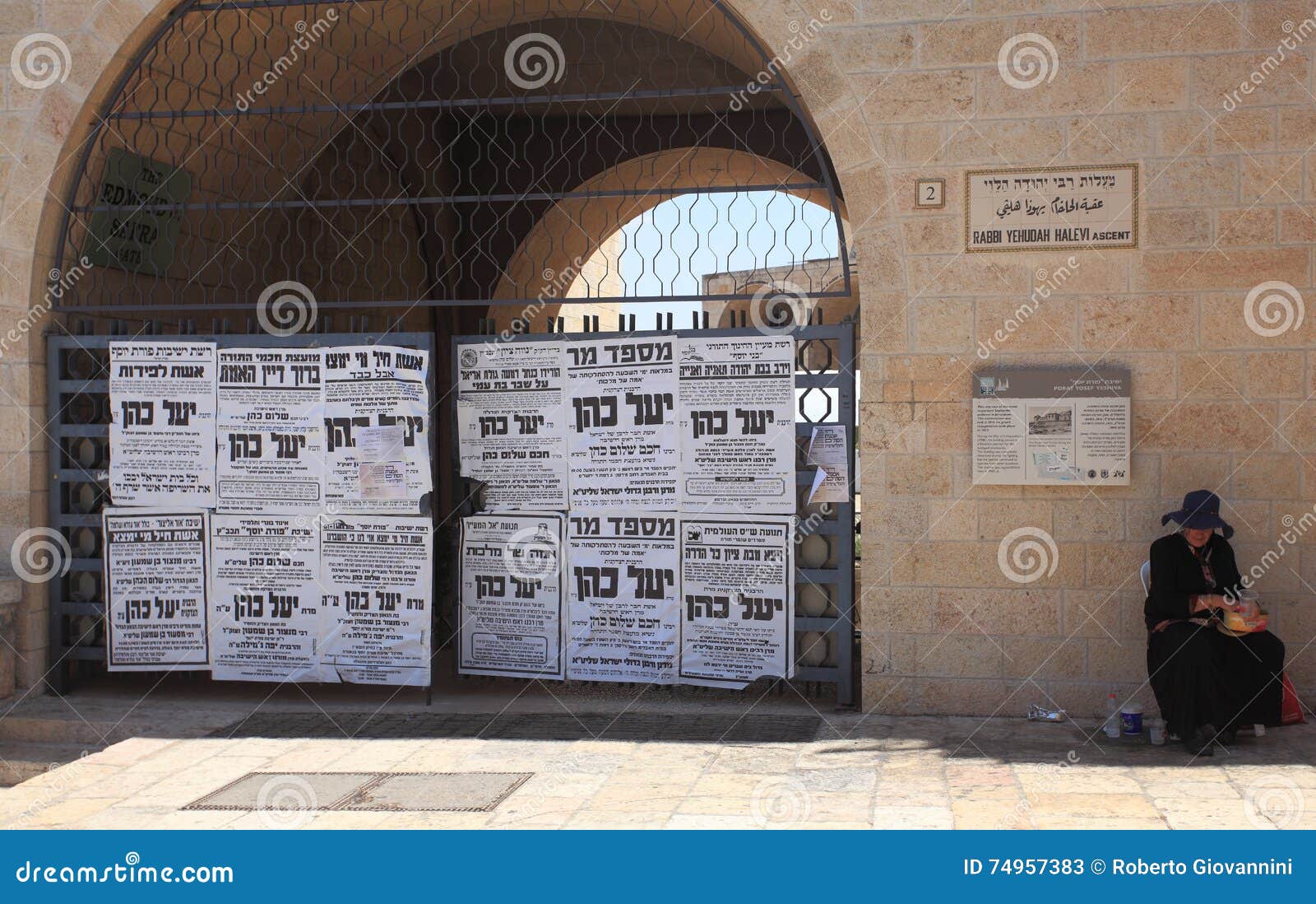 Typischer Haredim-Poster Und Ein Bettler Redaktionelles Stockfoto ...