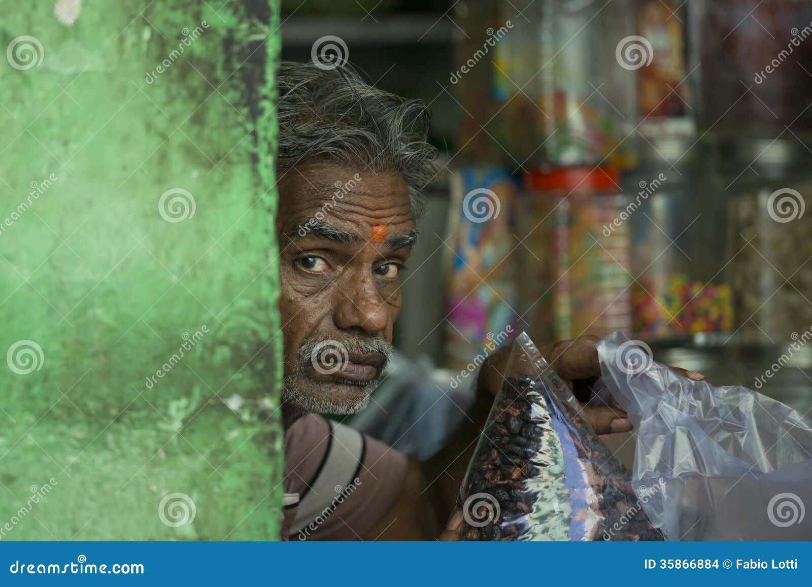 Typischer Indischer Mann in Einem Shop Redaktionelles Stockbild - Bild ...