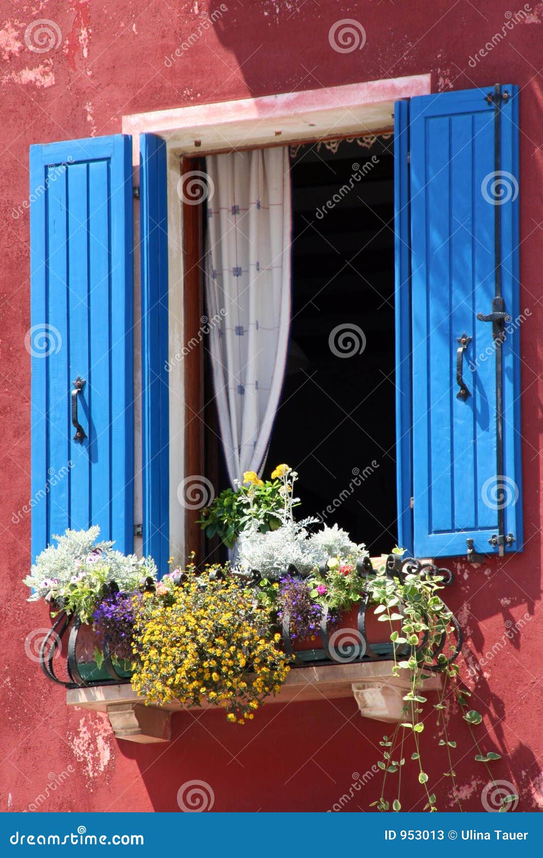 Typischer Italiener stockbild. Bild von helligkeit, blumen - 953013