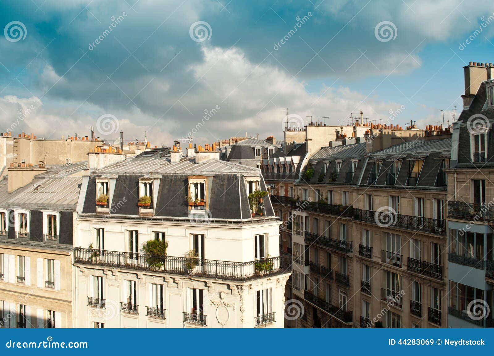 Typisches Altes Pariser Gebäude in Paris Stockbild - Bild von ...