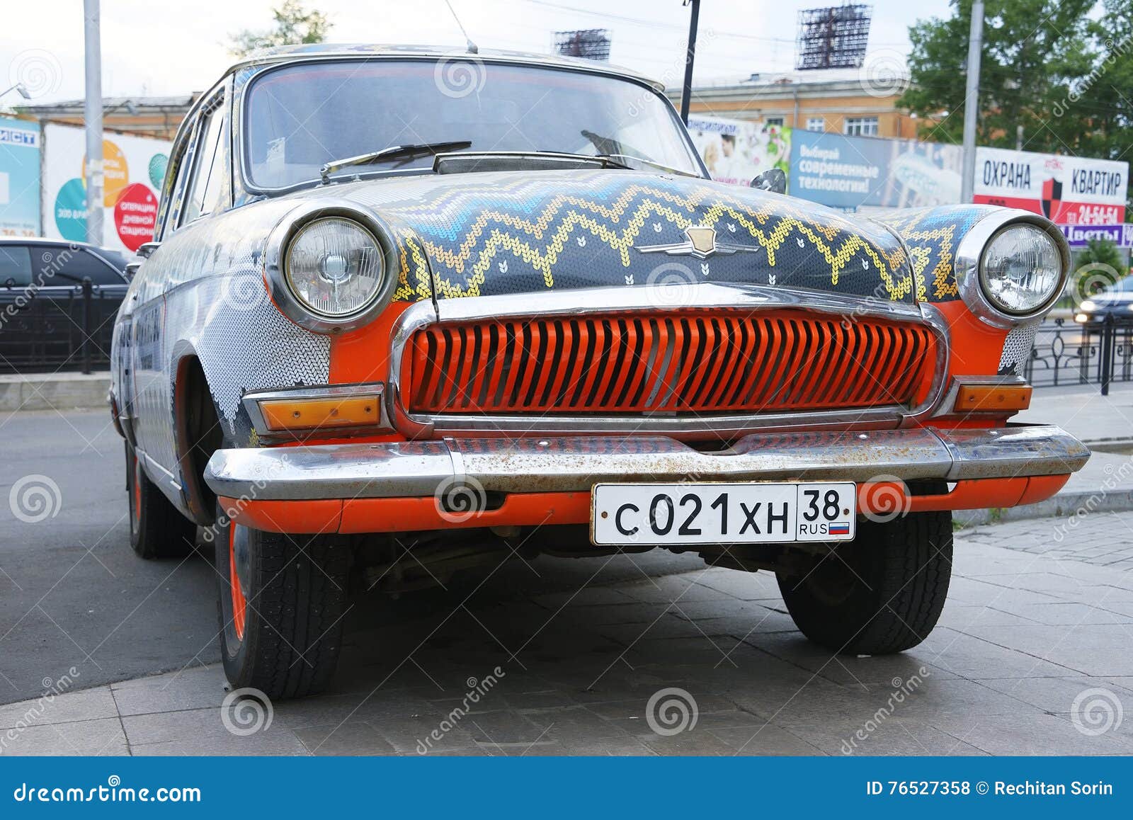 Typisches Russisches Auto in Der Mitte Von Irkutsk Redaktionelles ...