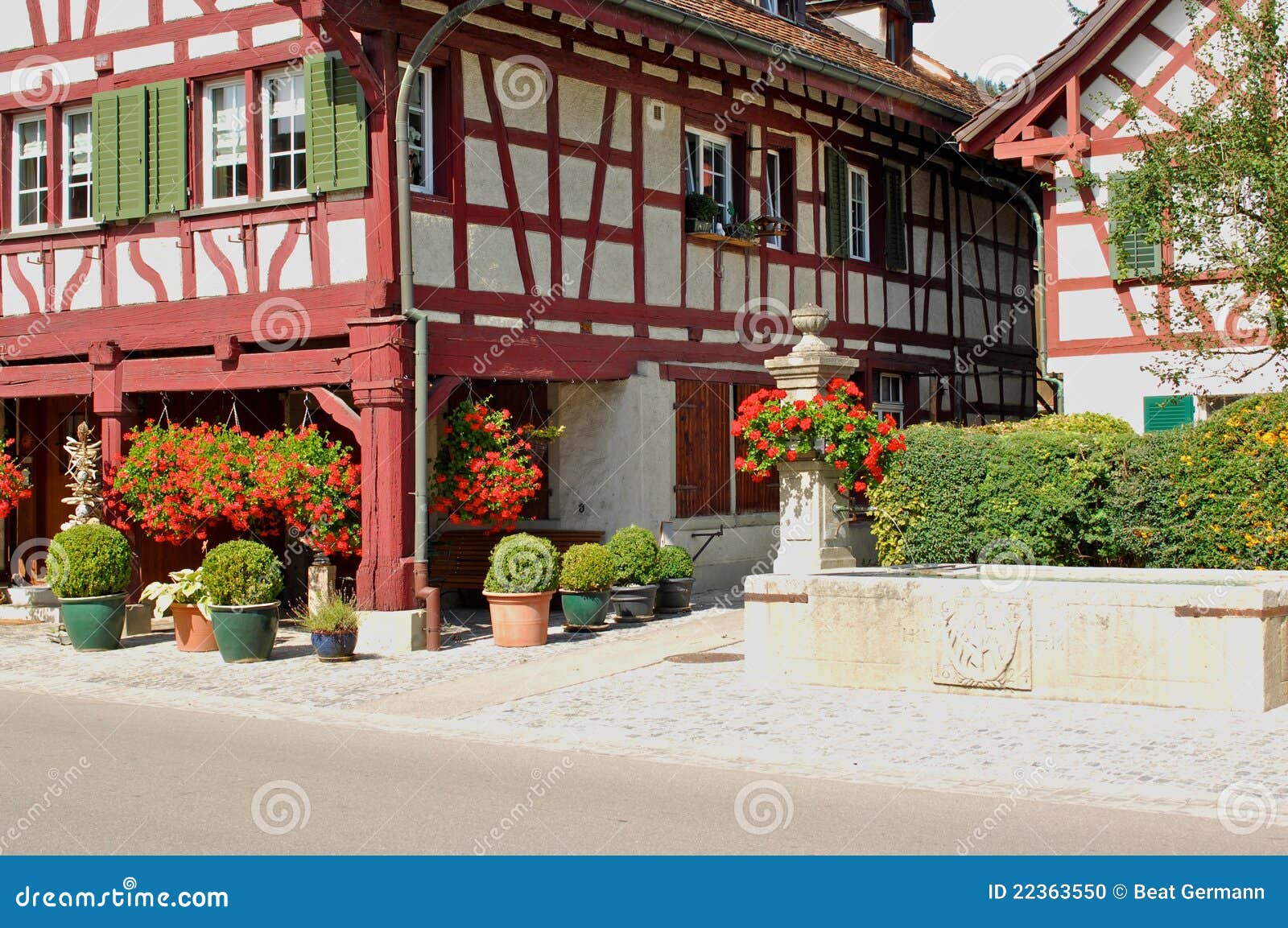 Typisches Schweizer Bauernhof-Haus Stockfoto - Bild von stall, holz ...