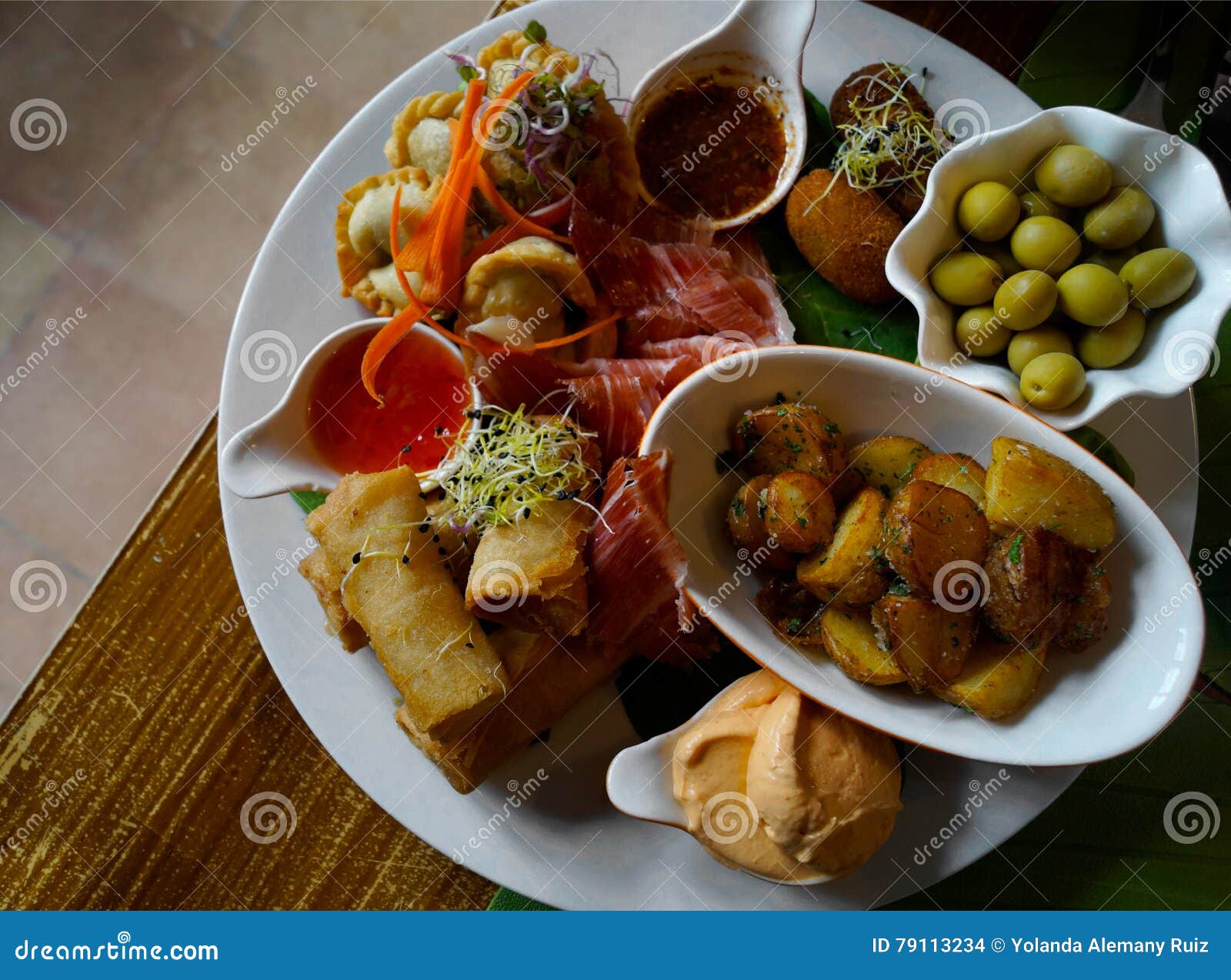 Typisk spansk mat arkivfoto. Bild av vitt, skinka, färgrikt - 79113234