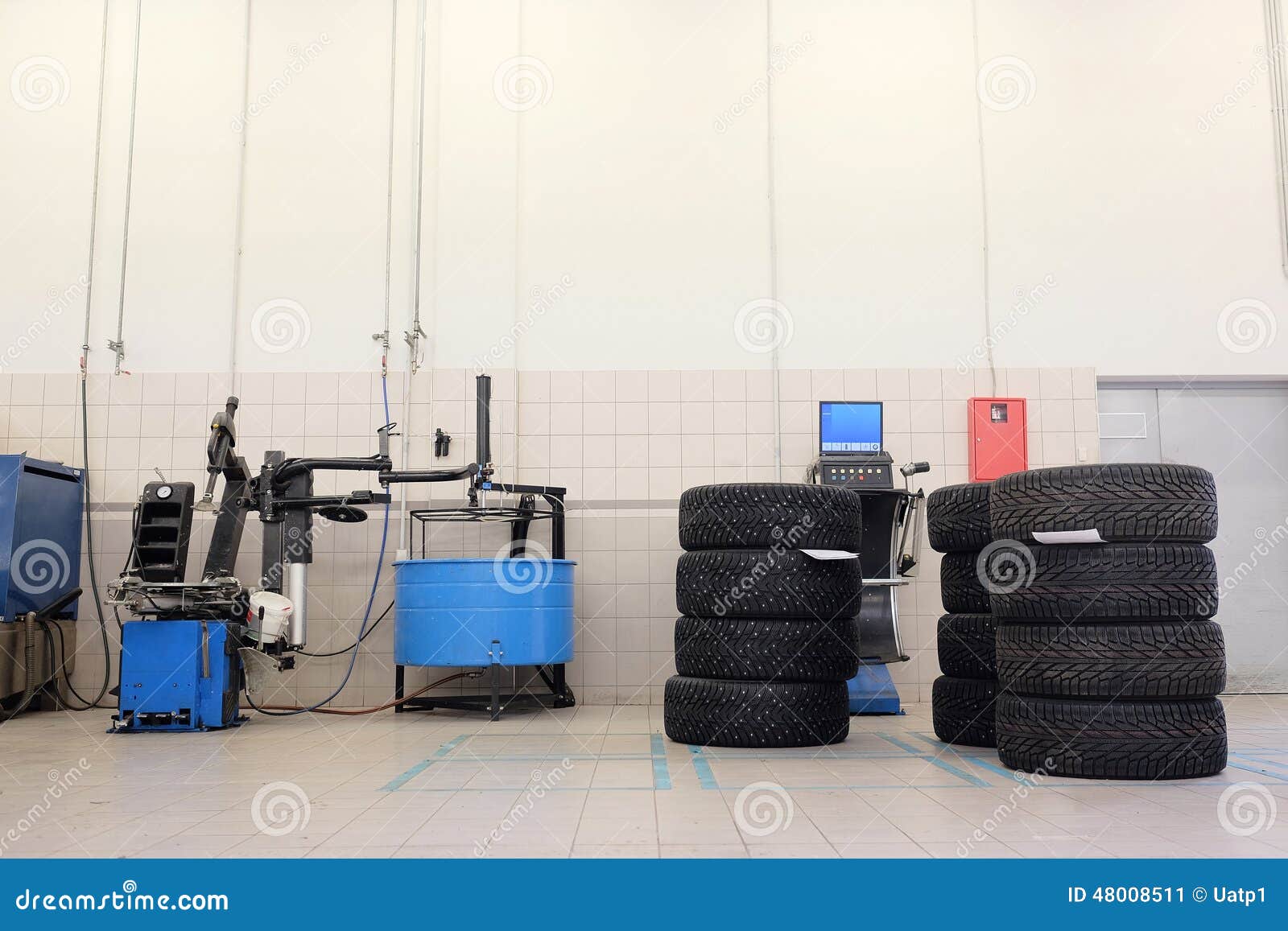 Tyre Fitting Machine Sets Wheels Stock Photos - Free & Royalty-Free ...