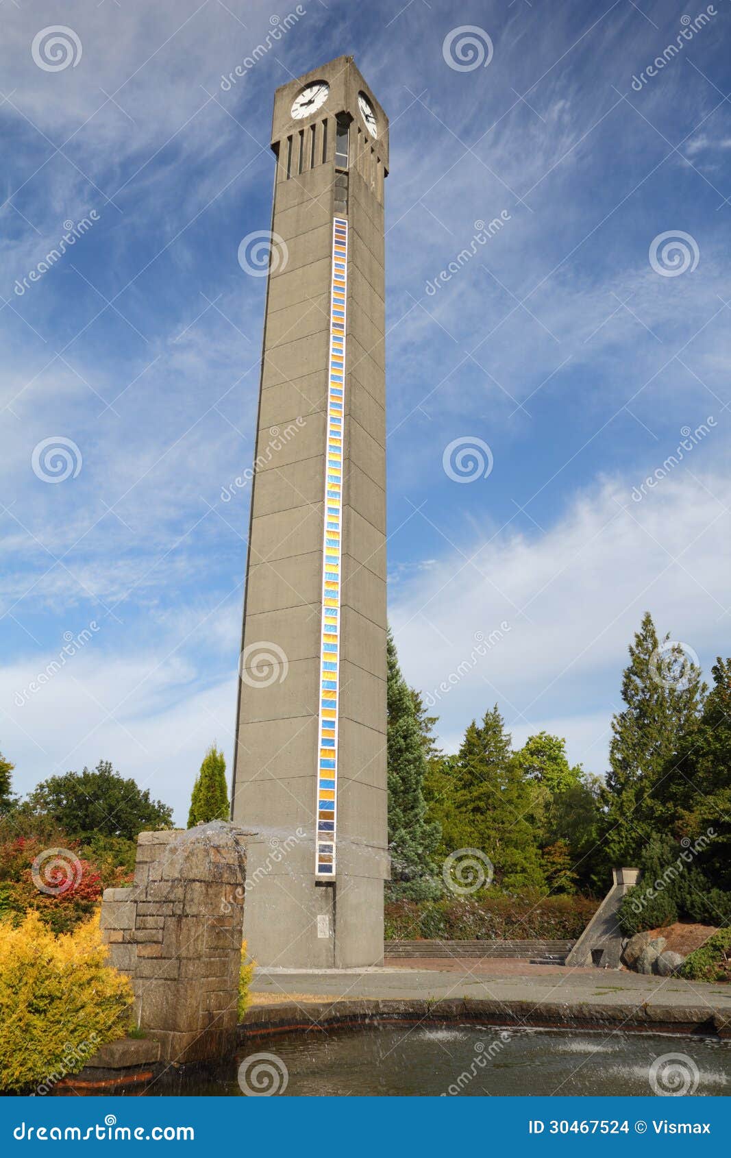 UBC Clocktower Y Fuente, Vancouver Foto de archivo - Imagen de agua ...