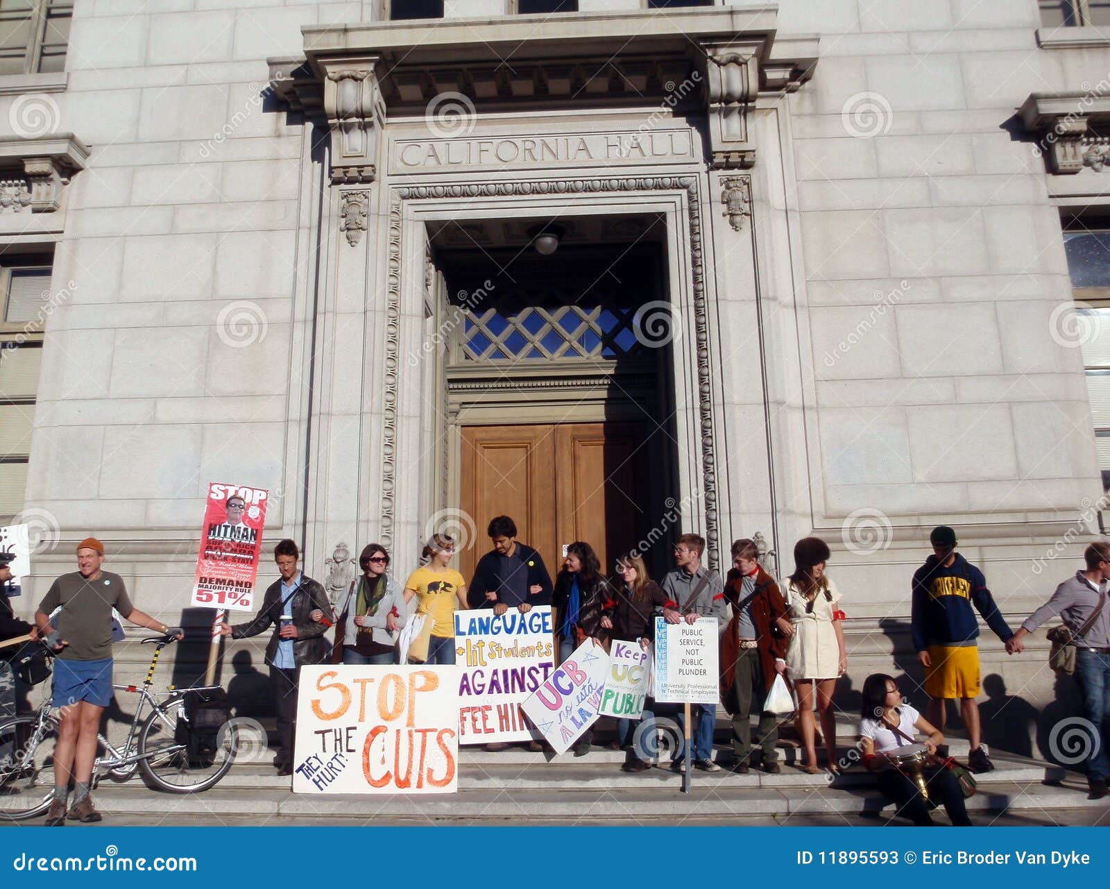UC Berkeley Protesters Link Arms Around a Building Editorial Stock ...