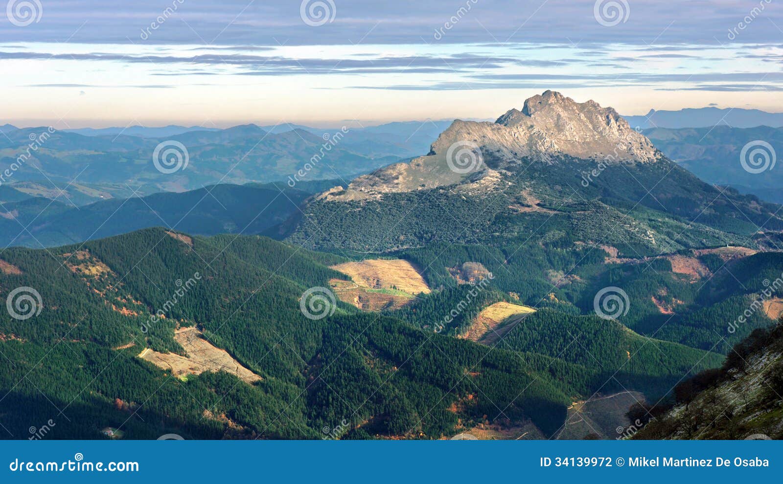 Udalaitz Piekberg in Baskisch Land Stock Foto - Image of mening, rots ...