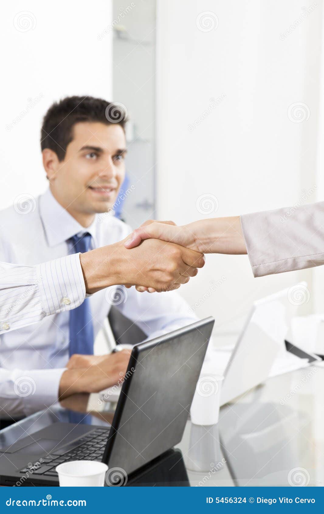 Ufficio fotografia stock. Immagine di uomini, businesswoman - 5456324