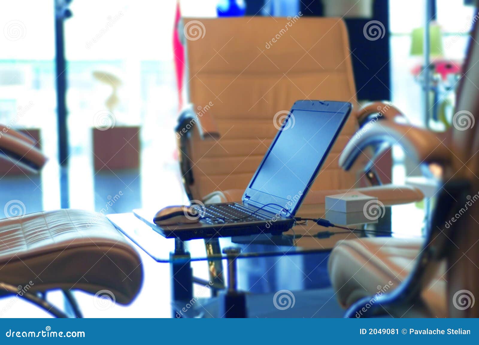 Ufficio E Computer Portatile Moderni Immagine Stock - Immagine di ...