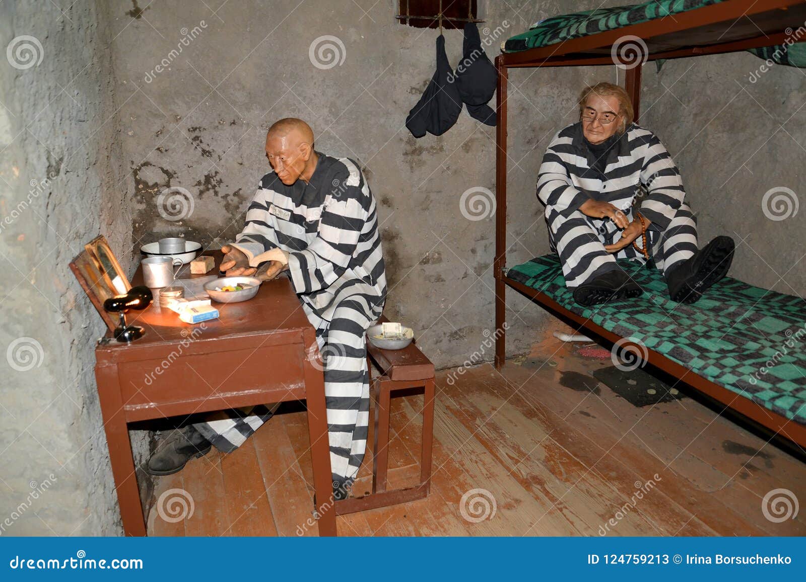 Uglich，俄罗斯 两个囚犯在监狱牢房坐 监狱艺术博物馆 编辑类库存照片 - 图片 包括有 中心, 俄国: 124759213