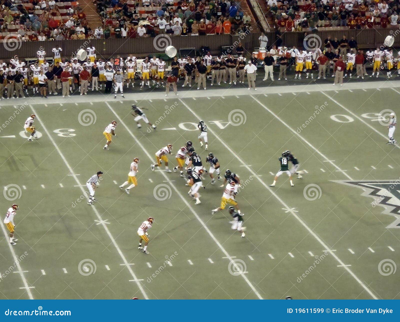 UH Quarterback Hands Off Ball To Runningback Editorial Stock Image ...