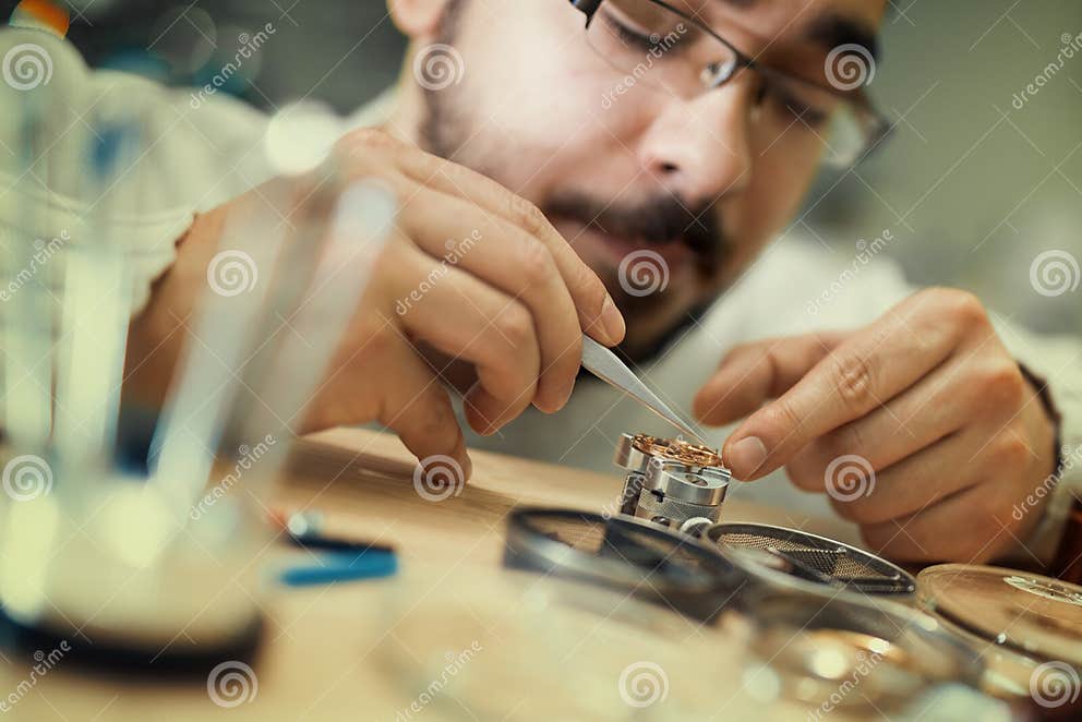 Uhrmacher bei der Arbeit stockfoto. Bild von teil, metall - 75273380