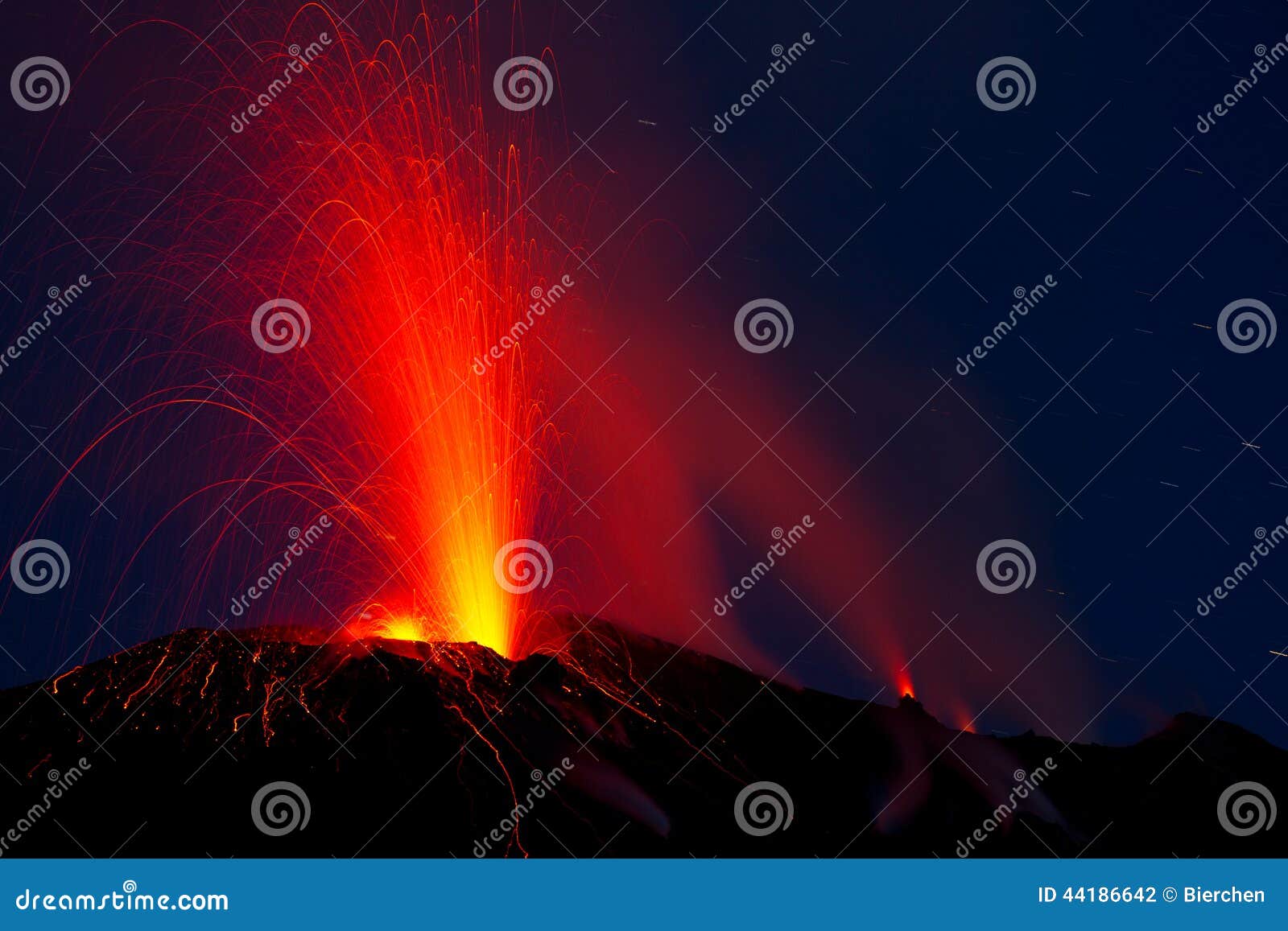 Uitbarsting Van Actieve Vulkaan Stock Foto - Image of magma, hawaï ...
