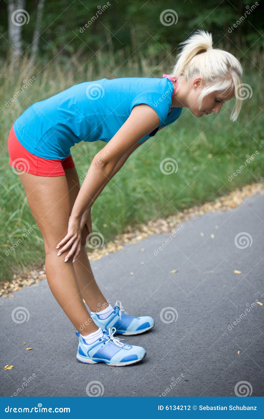 Uitgeput meisje in park stock foto. Image of uitoefenen - 6134212