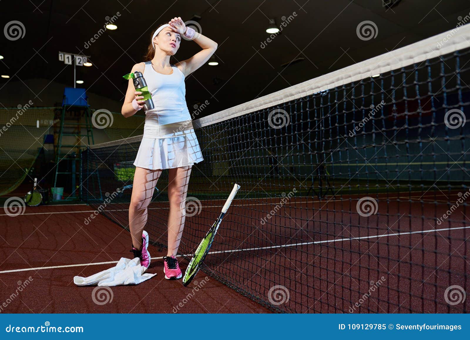 Uitgeputte Vrouw Bij Tennisbaan Stock Afbeelding - Image of racket ...