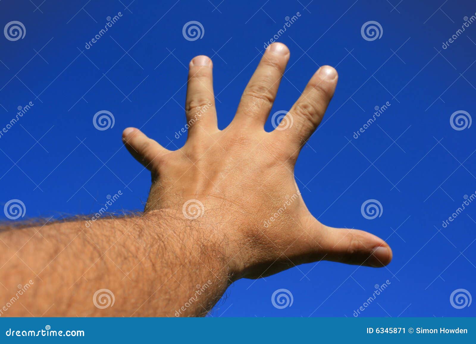 Uitgestrekte Hand stock afbeelding. Image of hemel, lichaam - 6345871