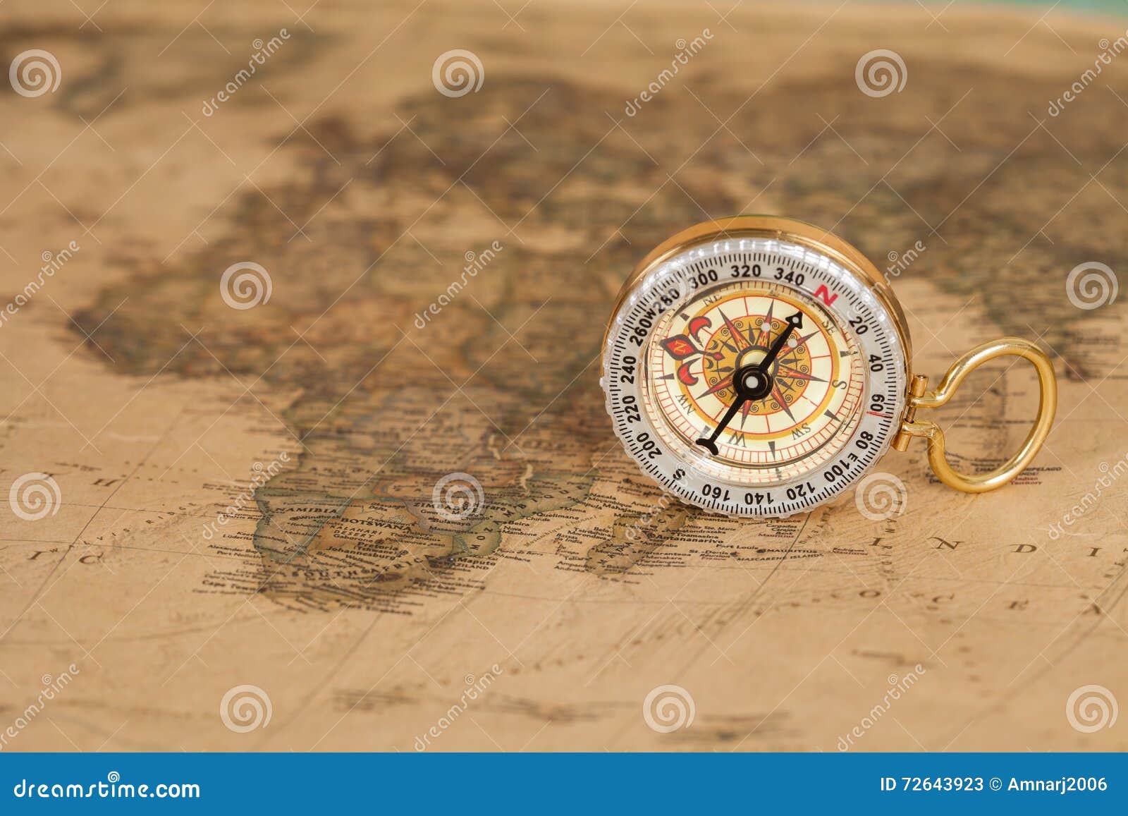 Uitstekend Kompas Op Oude Kaart Stock Afbeelding - Image of goud ...