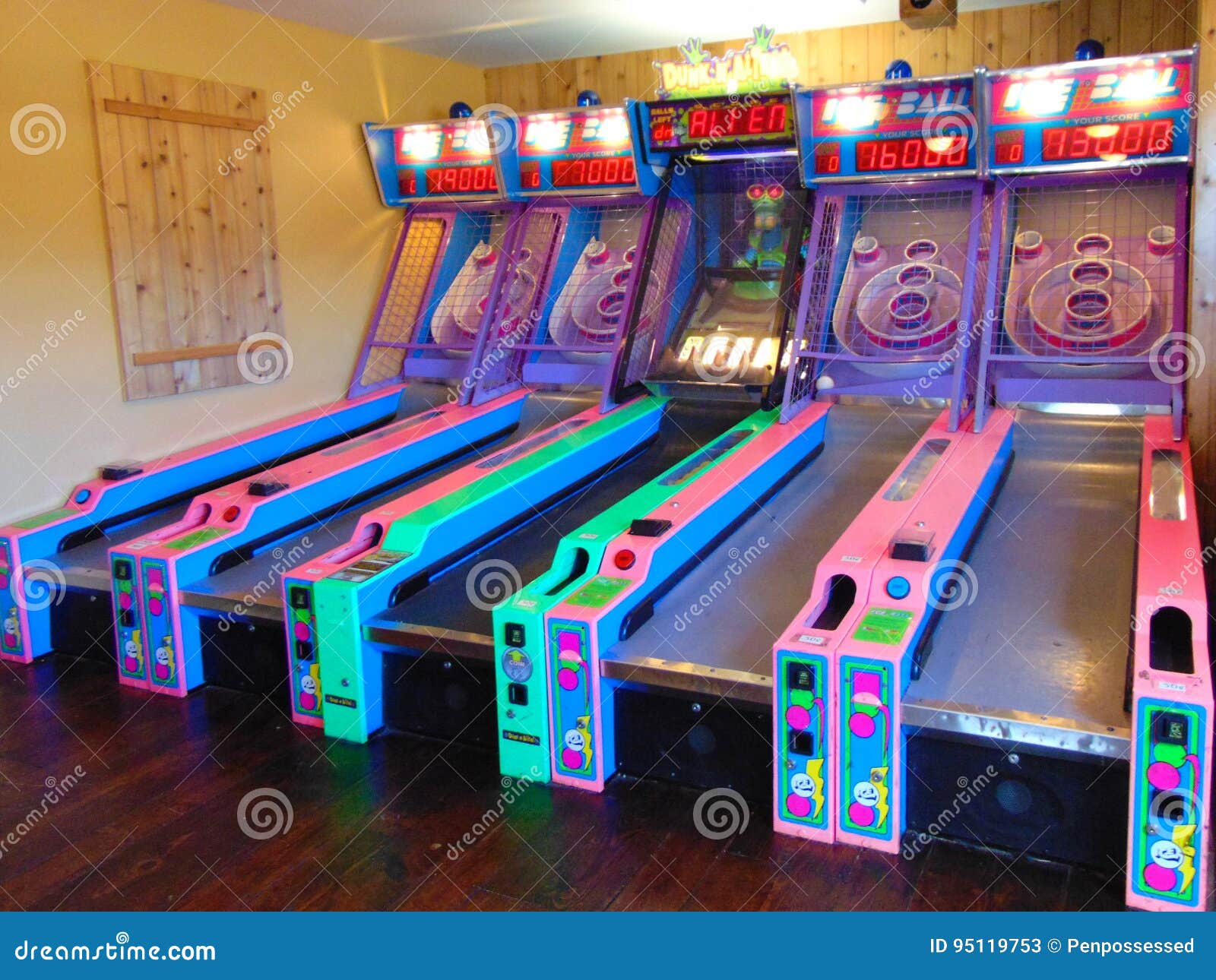 Uitstekende Arcade stock afbeelding. Image of gevormd - 95119753