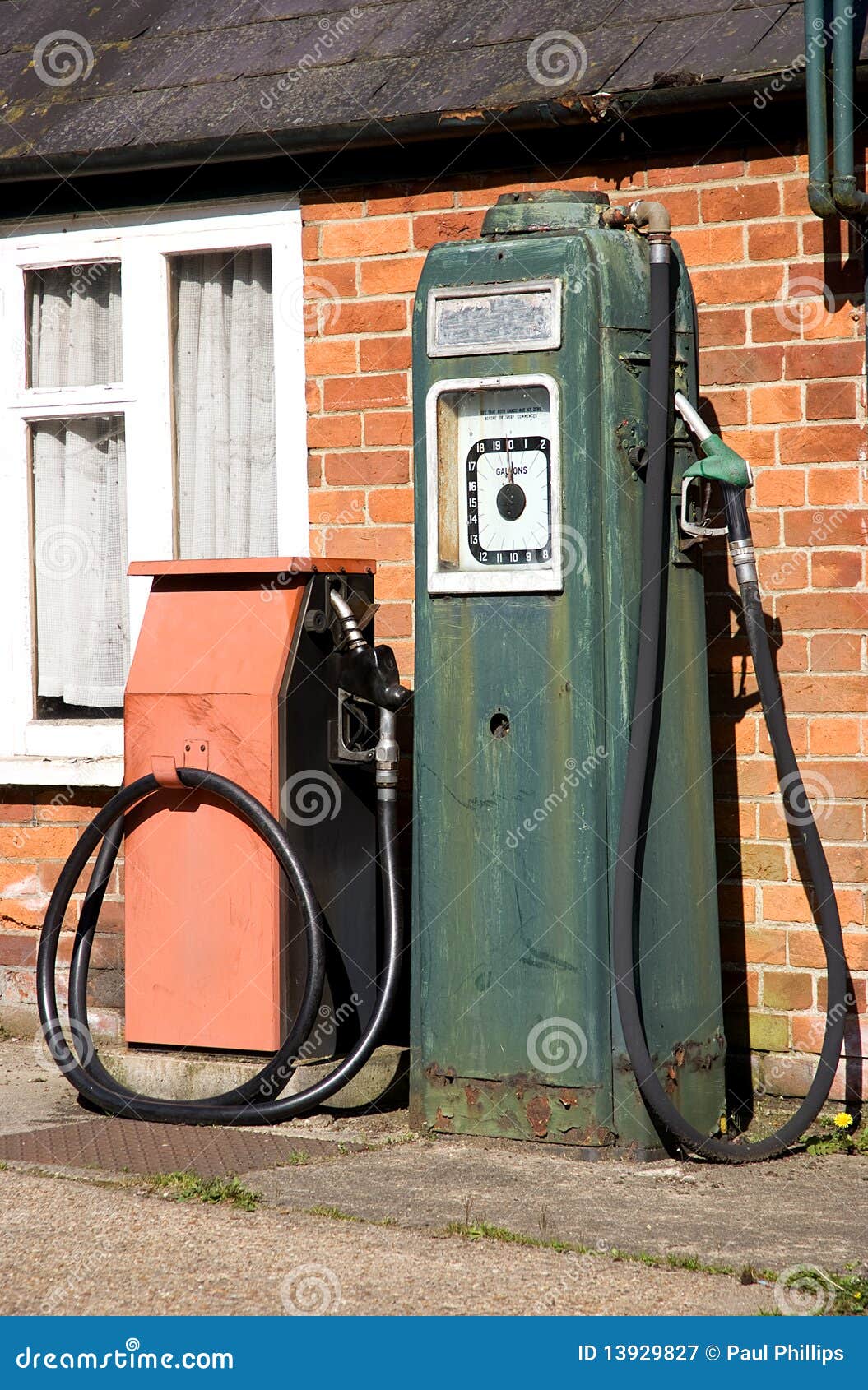 Uitstekende benzinepomp stock afbeelding. Image of gallons - 13929827