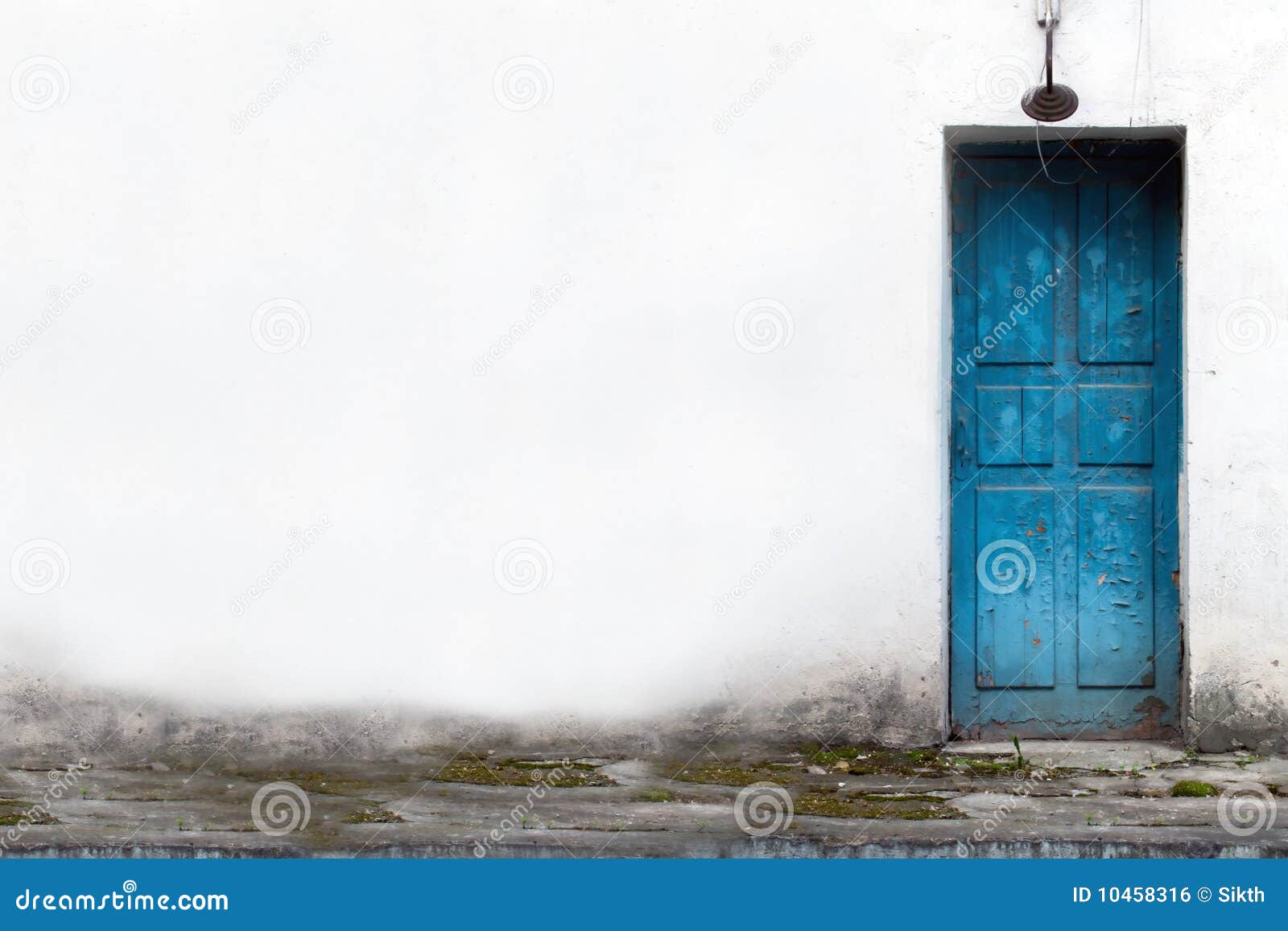 Uitstekende Houten Deur in Witte Muur Stock Foto - Image of leeg ...