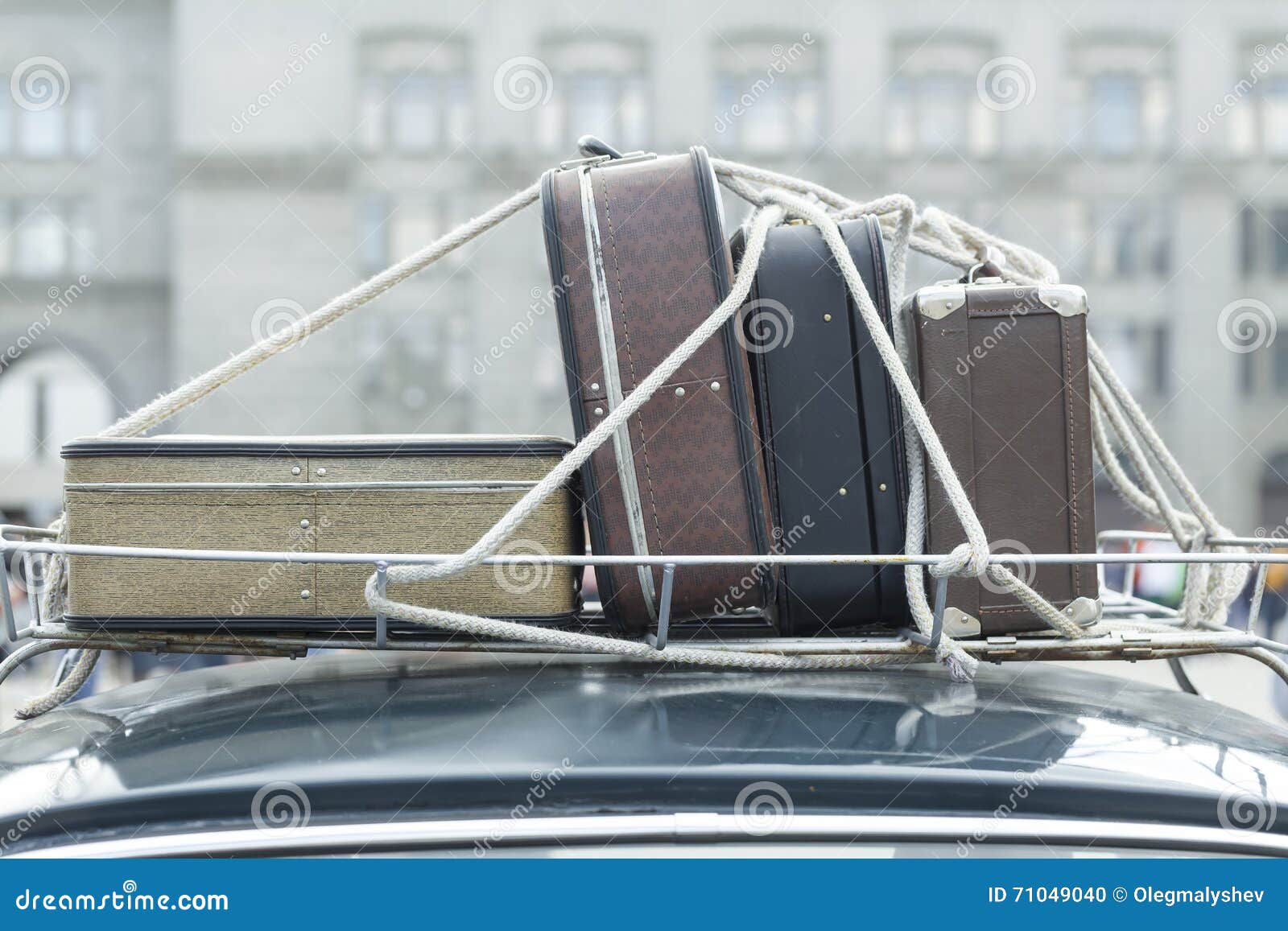 Uitstekende Koffers Op De Dakauto Stock Foto - Image of apparatuur ...