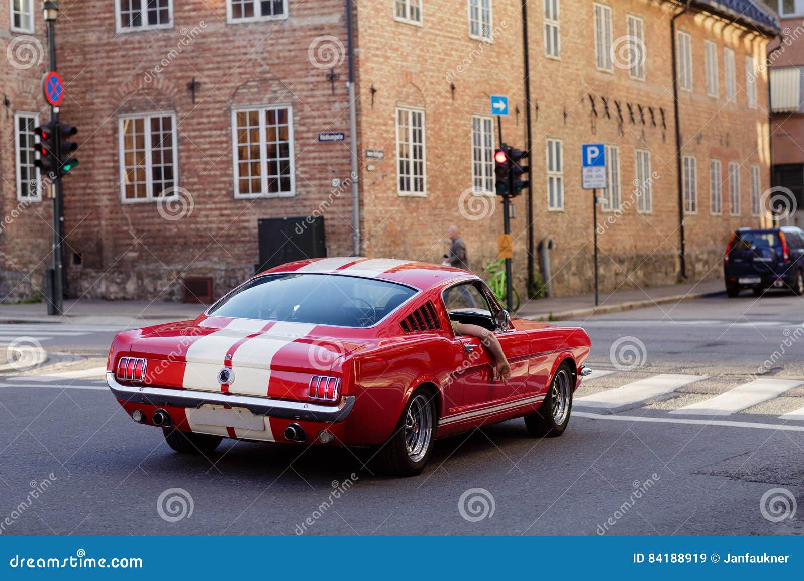 Uitstekende Modieuze Rode Auto Stock Afbeelding - Image of stijlvol ...