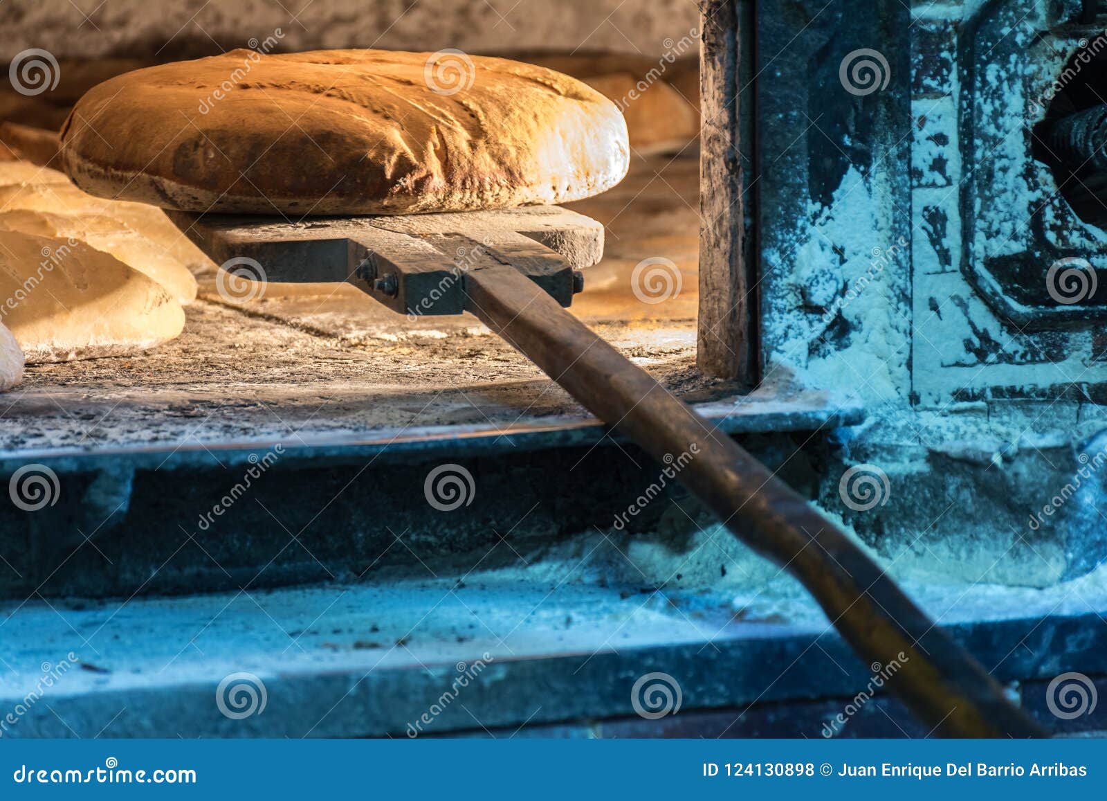 Uitwerking Van Brood in Traditionele Houten Oven Stock Foto - Image of ...