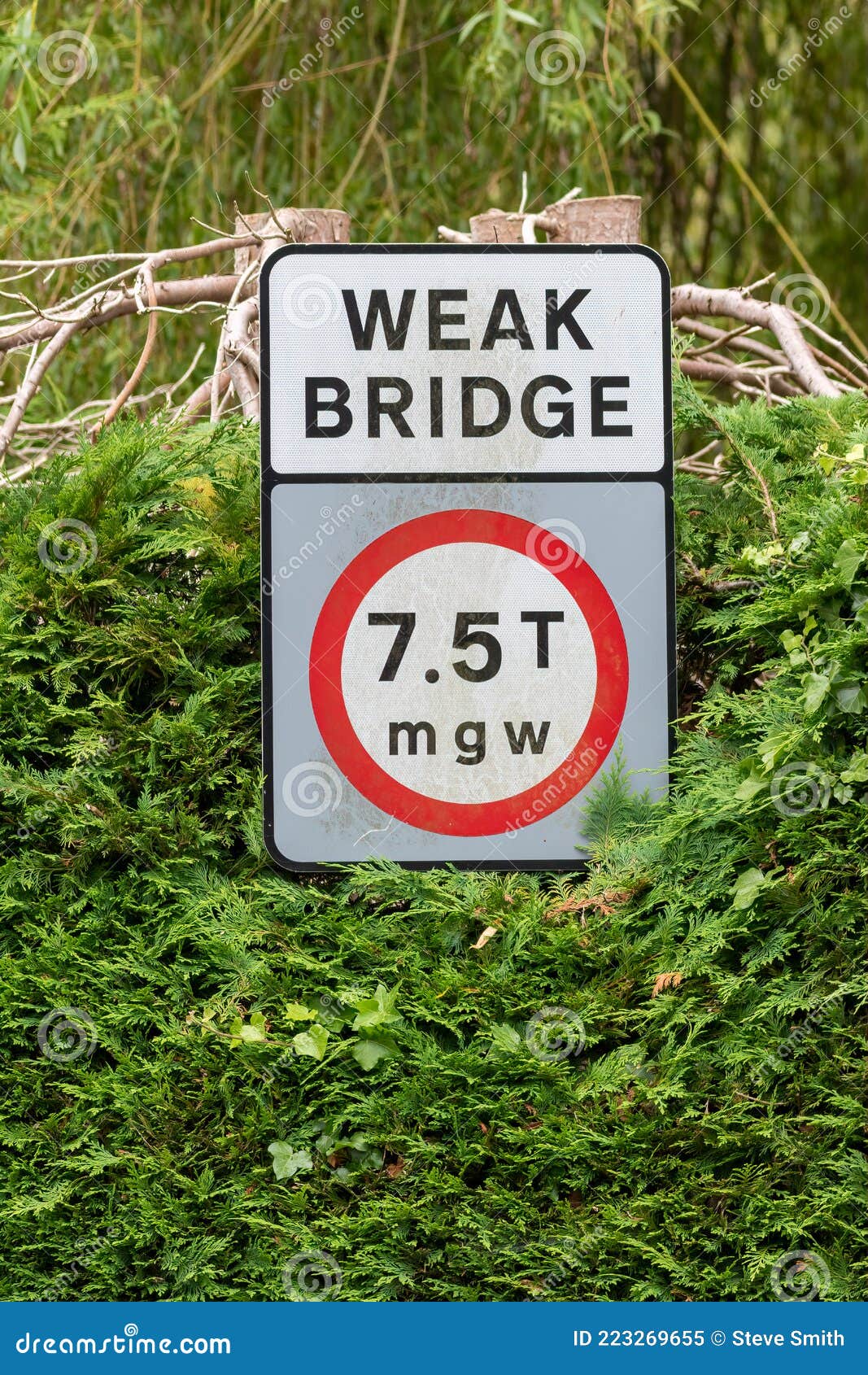 UK Warning Sign for a Weak Bridge with a Maximum Gross Weight of 7.5t ...