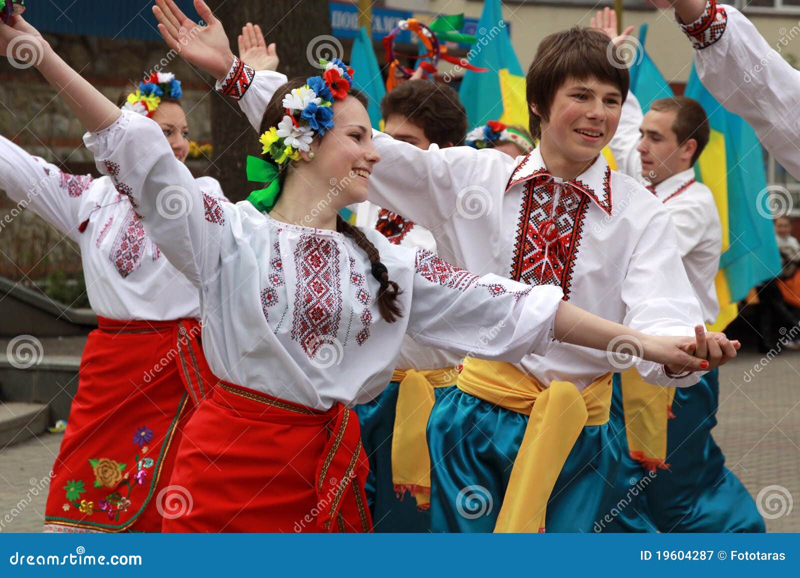 The Ukrainian dance editorial photography. Image of clothes - 19604287