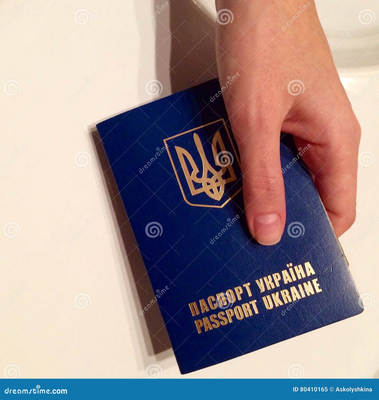 Ukrainischer Pass stockbild. Bild von land, hand, erklärung - 80410165