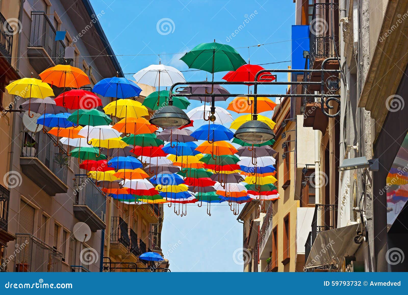 Uliczna Instalacja Kolorowi Parasole Zdjęcie Stock - Obraz złożonej z ...