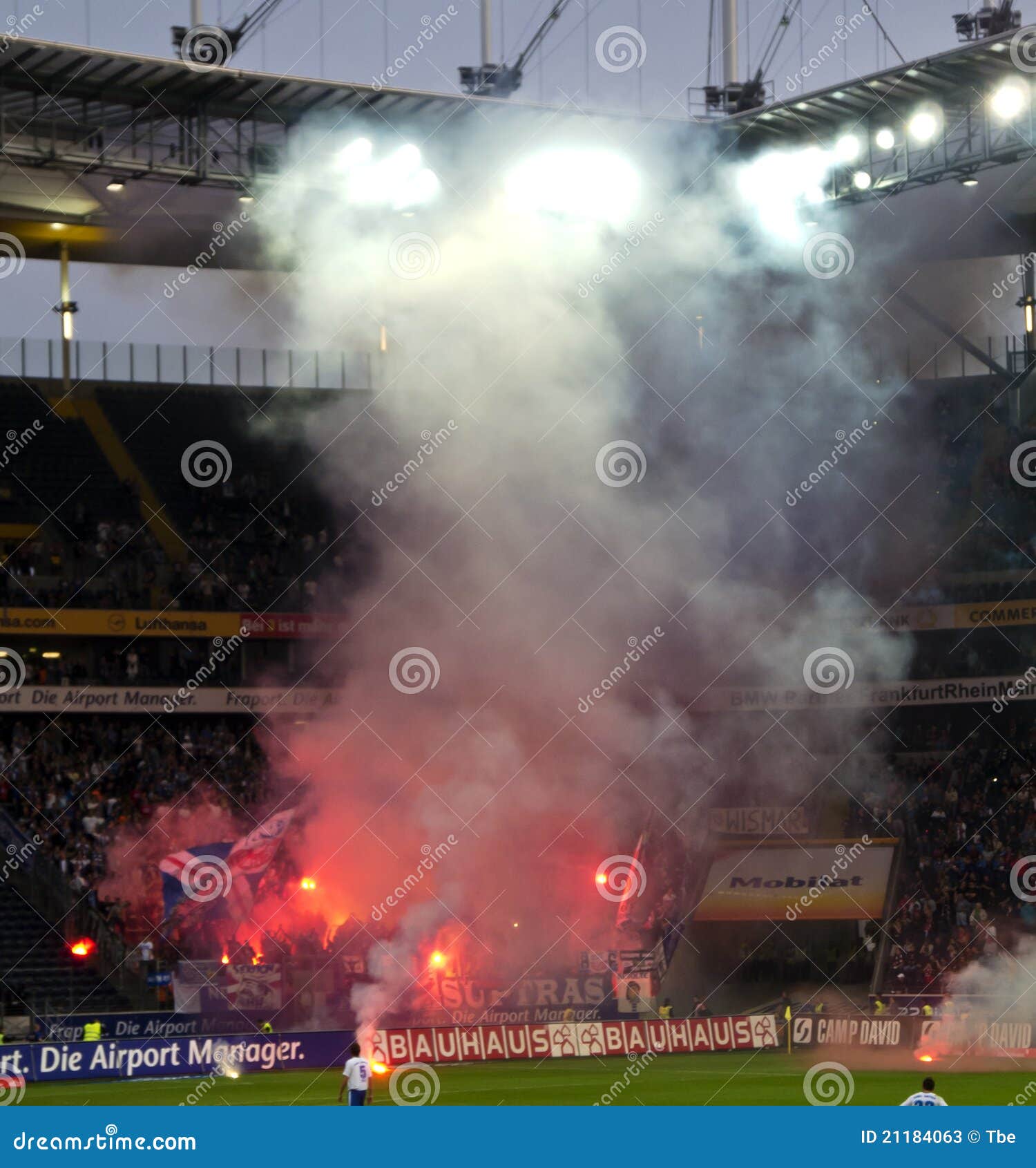 Ultras en Hooligans redactionele stock foto. Image of aanval - 21184063