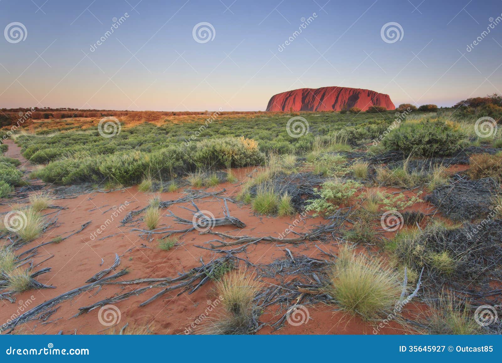 Uluru photographie éditorial. Image du ciel, sunset, horizontal - 35645927