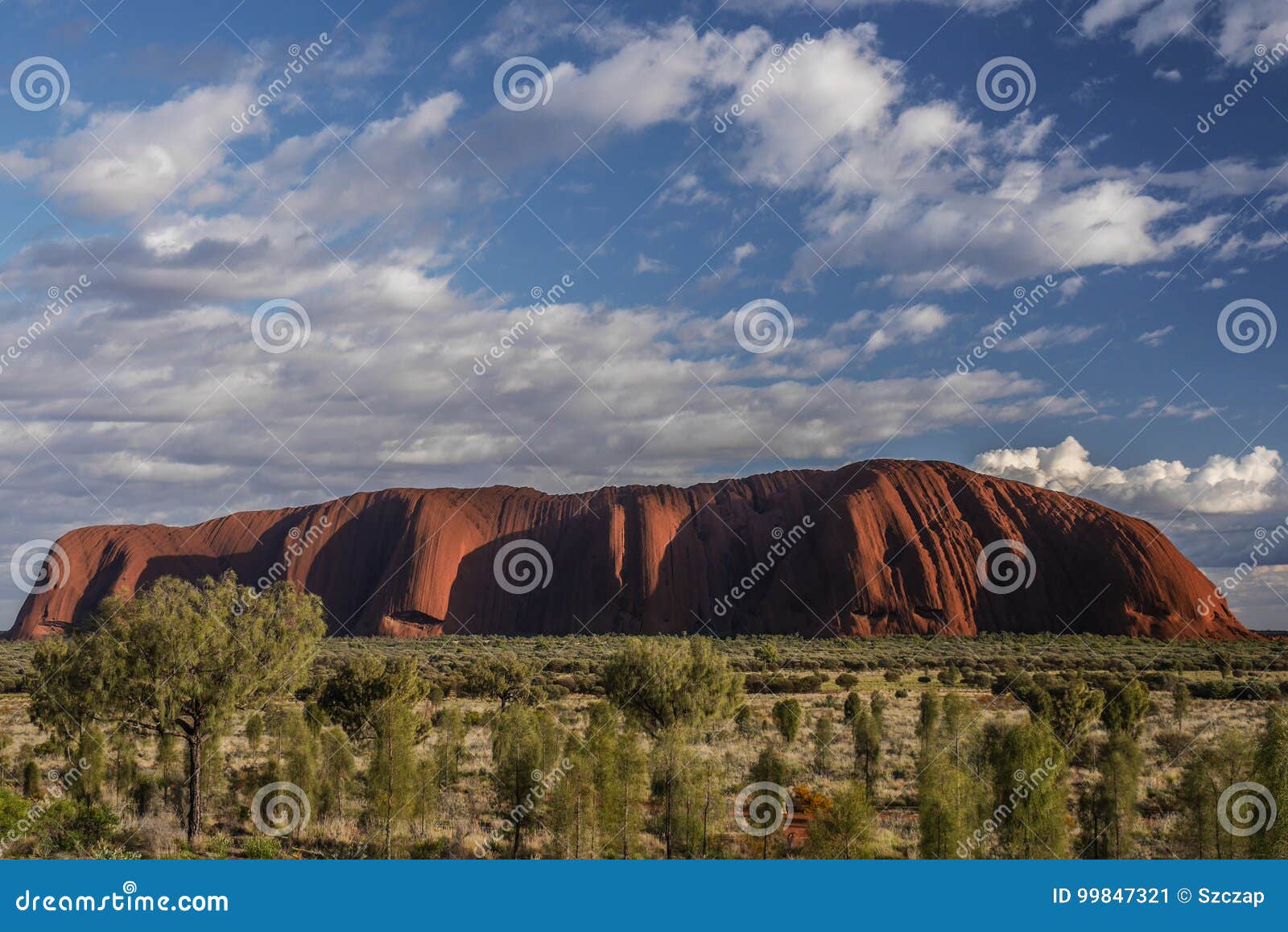 Uluru at sunrise editorial photo. Image of landmark, sacred - 99847321