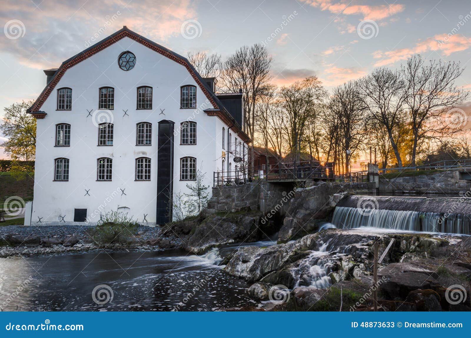 Ulva Kvarn 2 image stock. Image du vert, nuage, cascade - 48873633