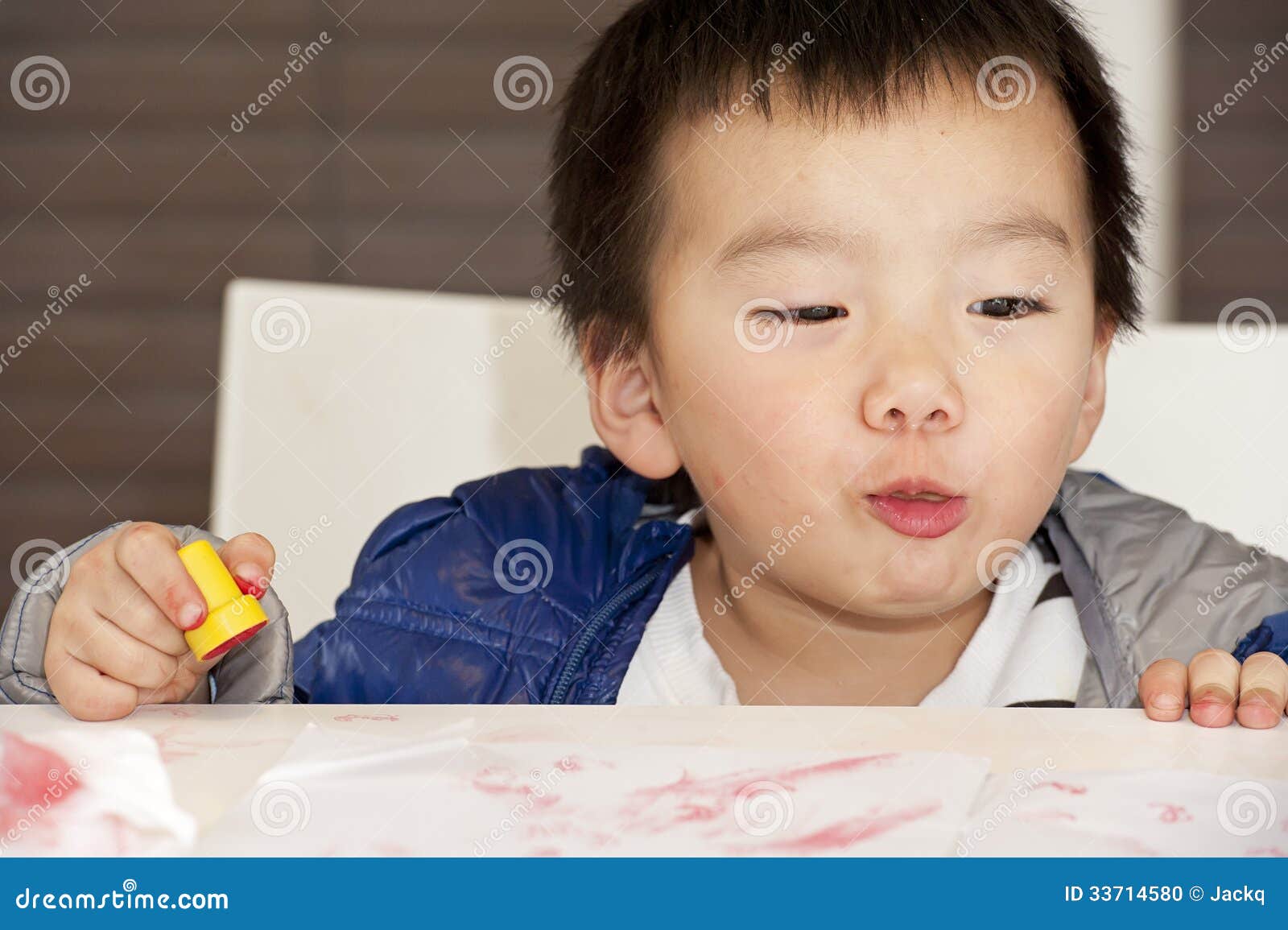 Um Bebê Bonito Está Pintando Foto de Stock - Imagem de bonito, atrativo ...