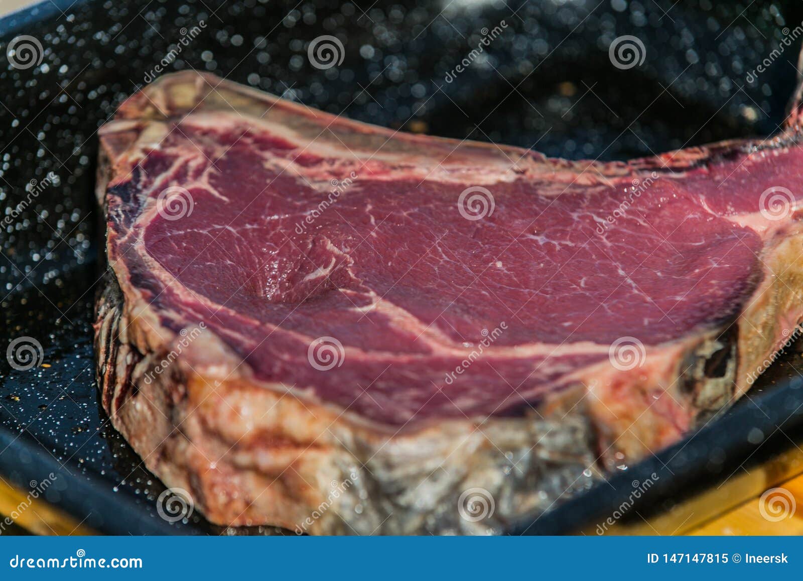 Um Bife Cru Para Grelhar E Fritar Imagem de Stock - Imagem de bandeja ...