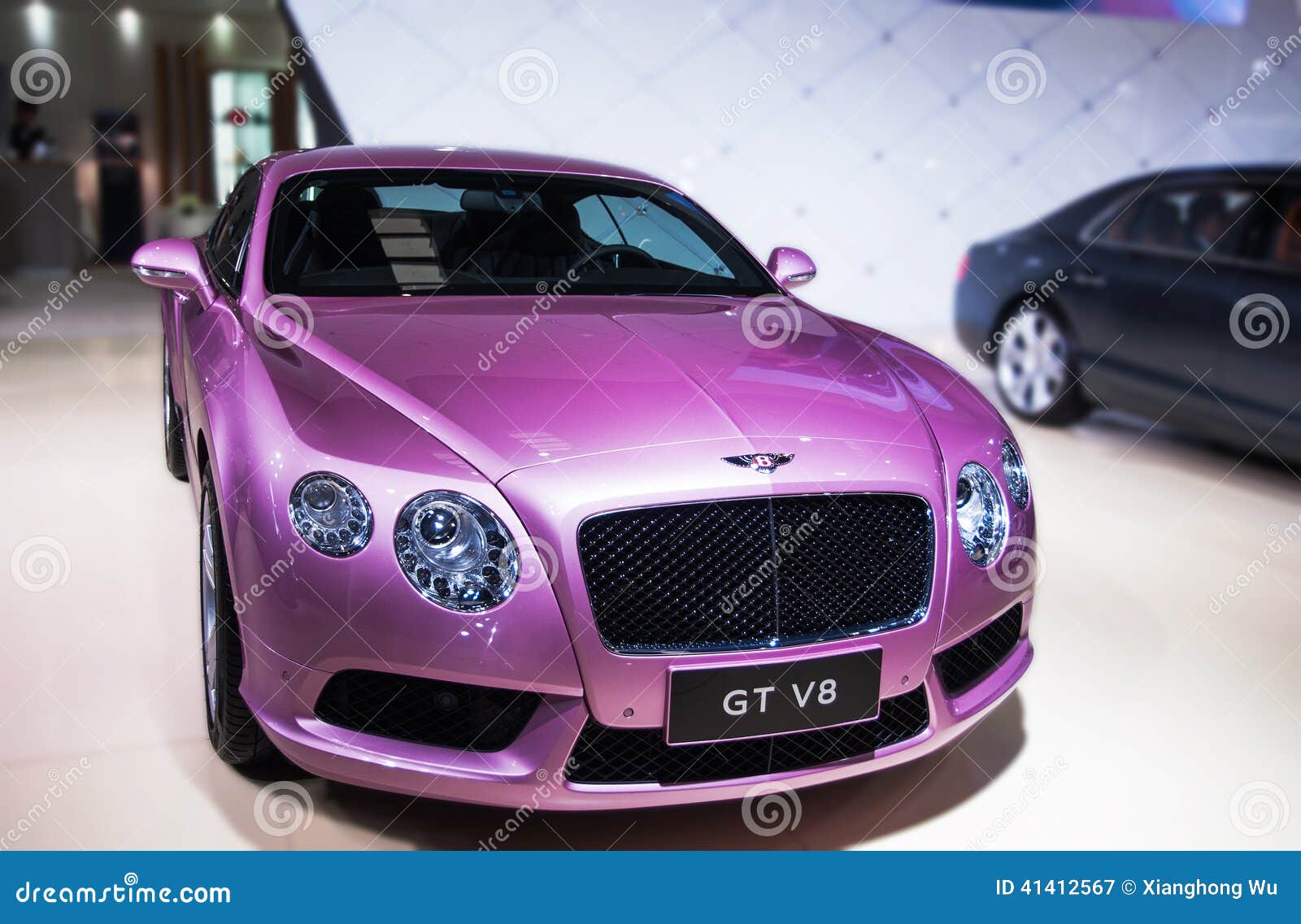 Um carro roxo de Bentley fotografia editorial. Imagem de rodeio - 41412567