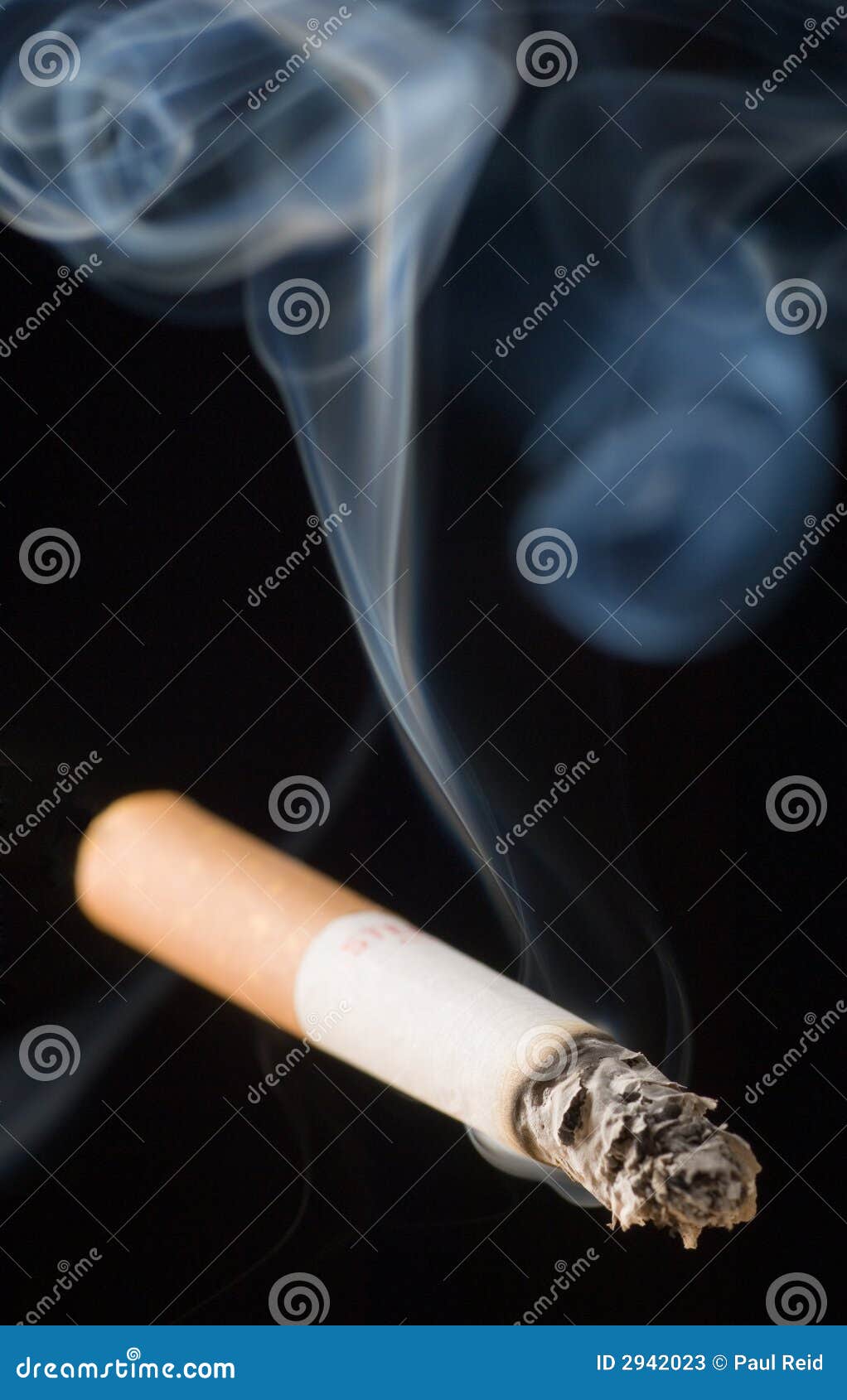 Um cigarro de fumo imagem de stock. Imagem de fumar, cigarro - 2942023