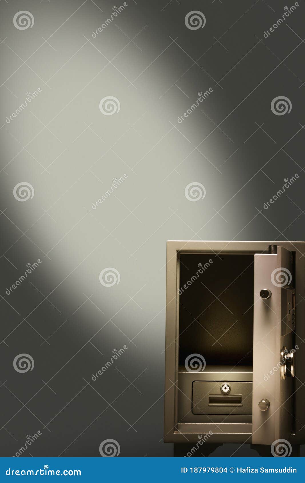 Um Cofre Aberto. Imagem Conceitual Foto de Stock - Imagem de economias ...