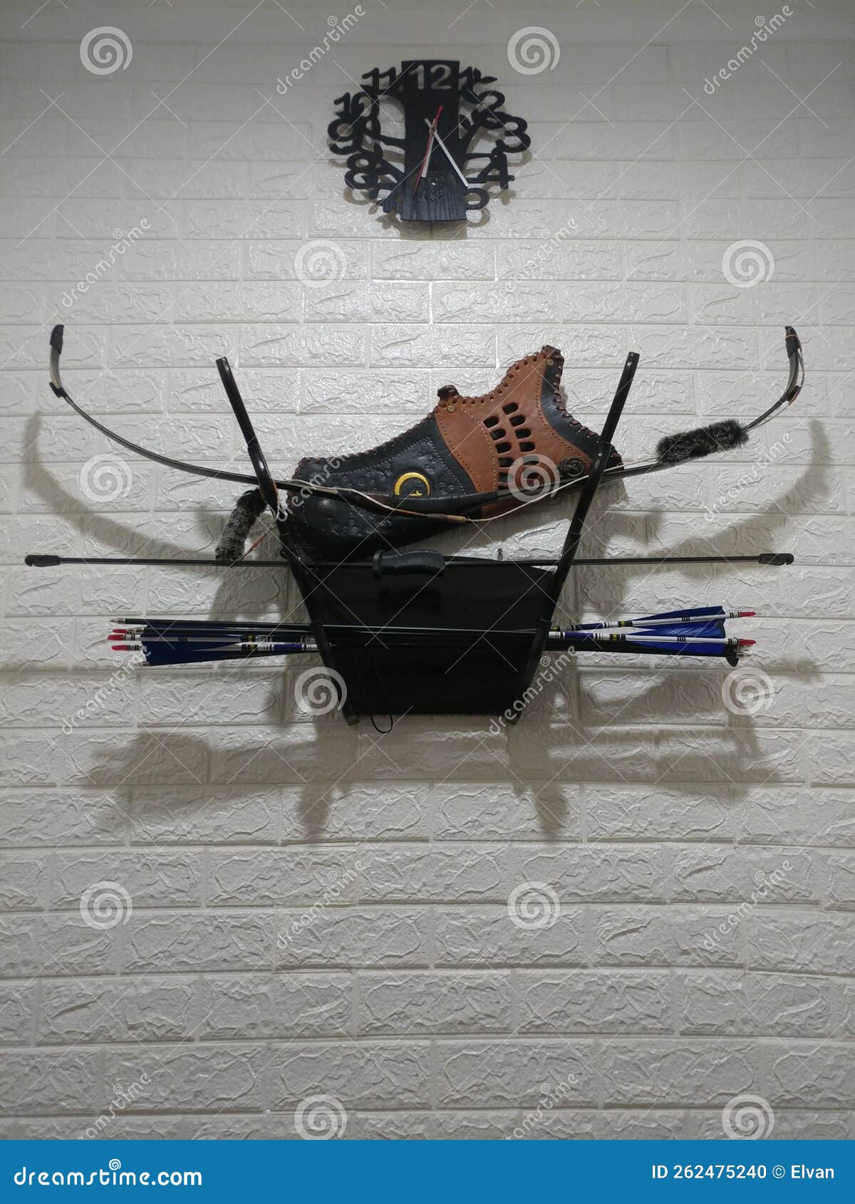 Um Conjunto Completo De Flechas Decoradas Na Parede Foto de Stock ...