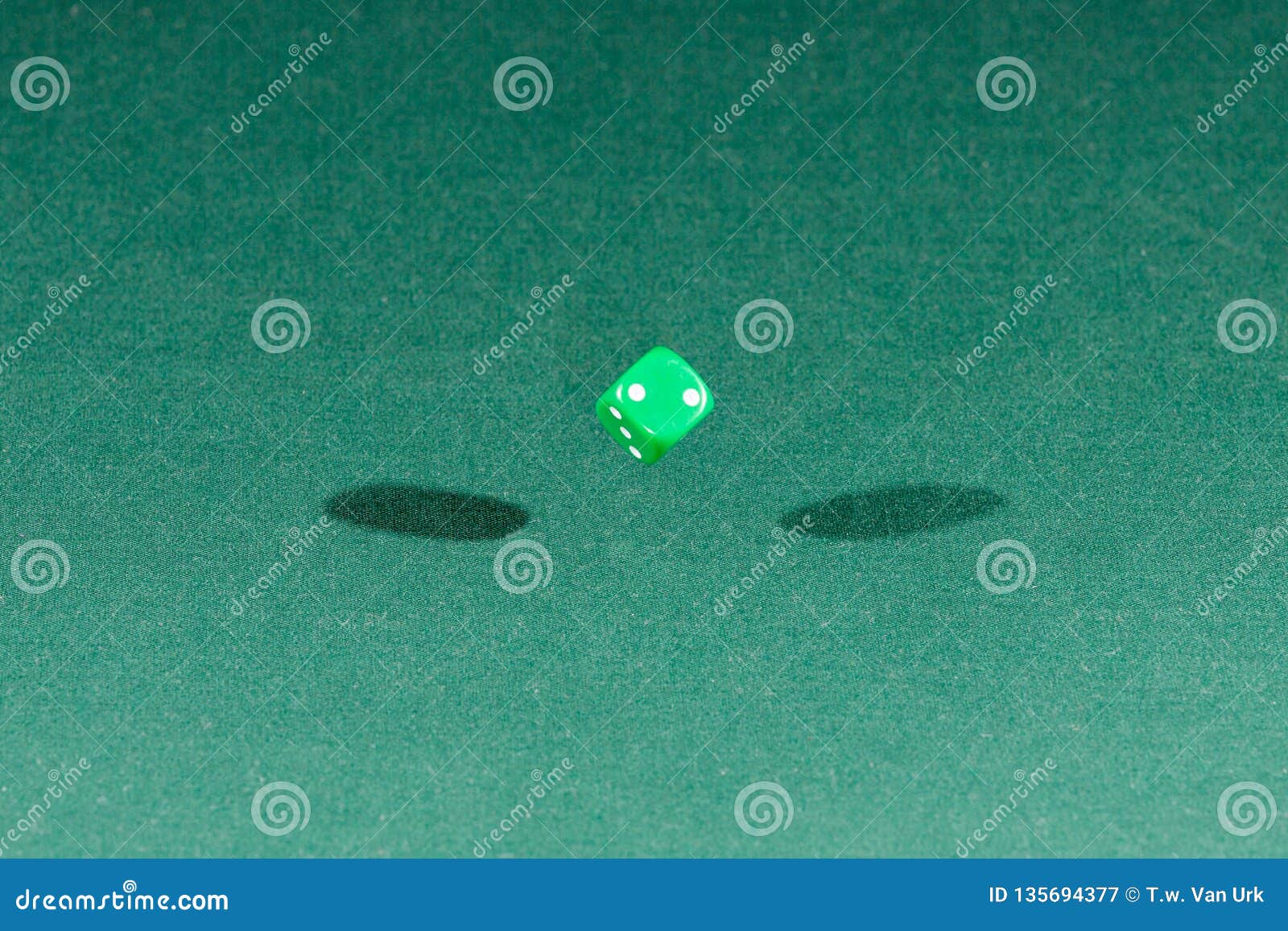 Um Dado Verde Que Cai Em Uma Tabela Verde Imagem de Stock - Imagem de ...