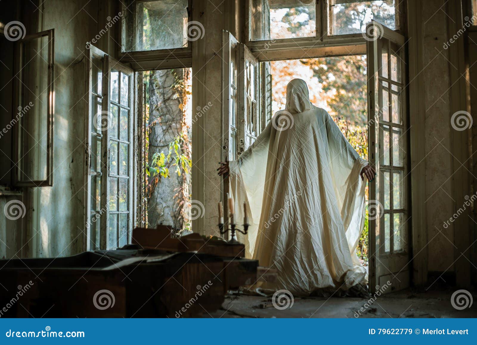 Um Fantasma Da Casa Abandonada Imagem de Stock - Imagem de ruiva ...