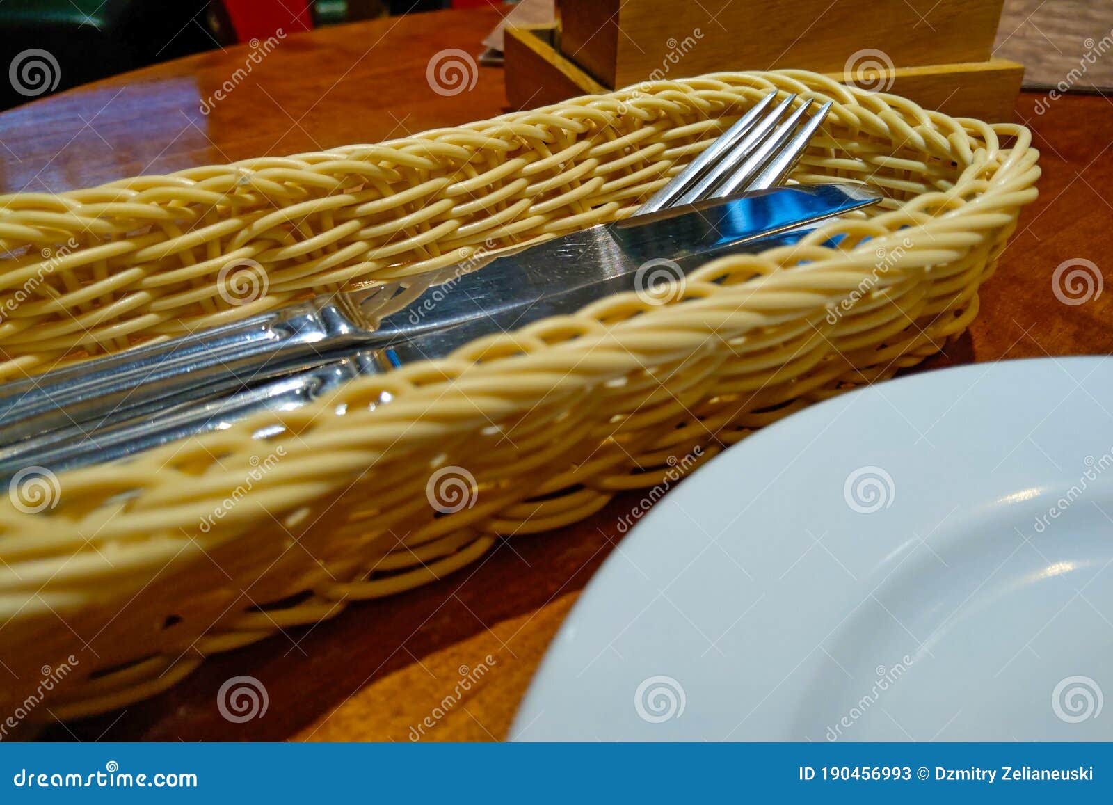 Um Garfo Com Uma Faca E Uma Placa Branca Vazia Para Comer Imagem de ...